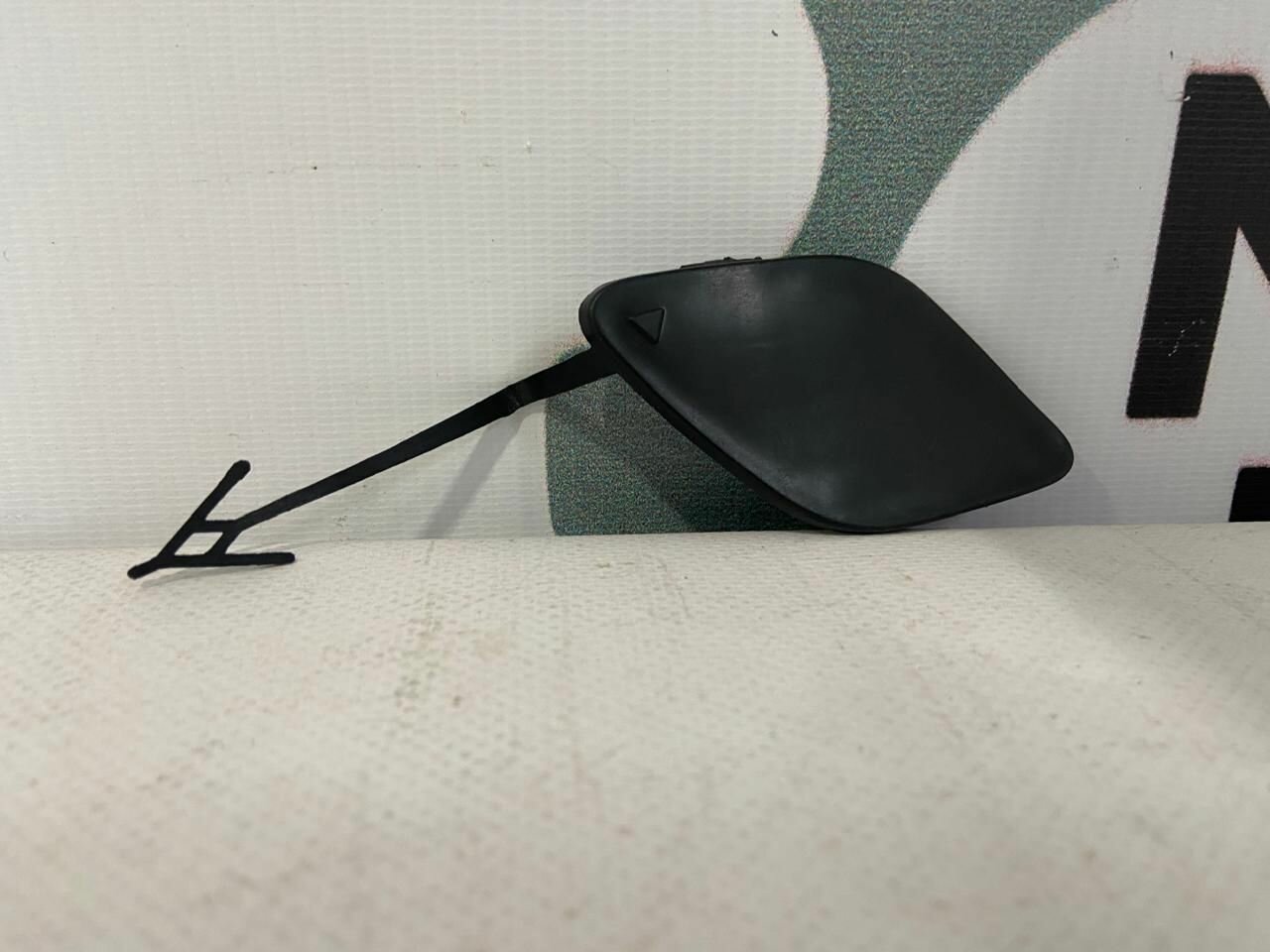 Заглушка буксировочного крюка передняя Geely Coolray SX11 2019-2024