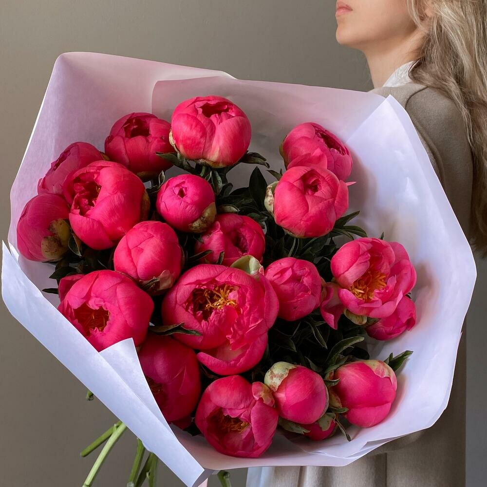 Пышный премиальный букет коралловых пионов в авторском оформлении. Veresk 335