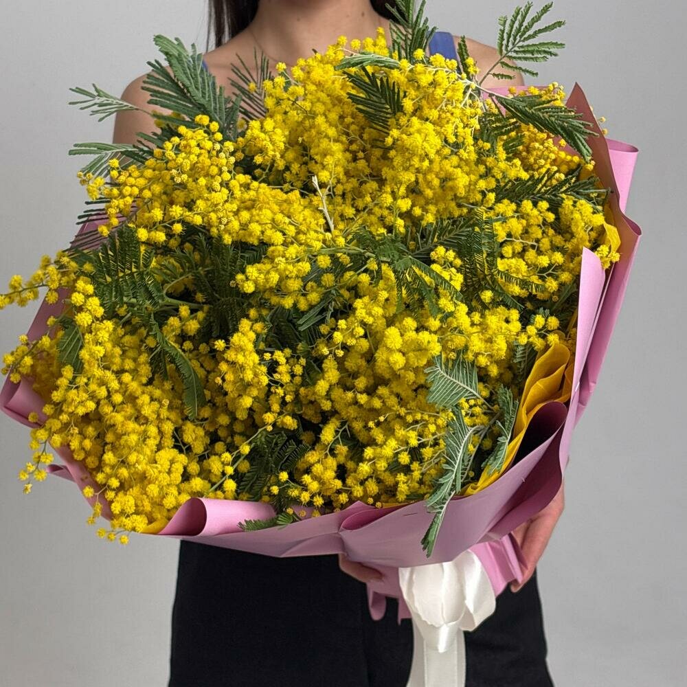 Мимоза в большом букете
