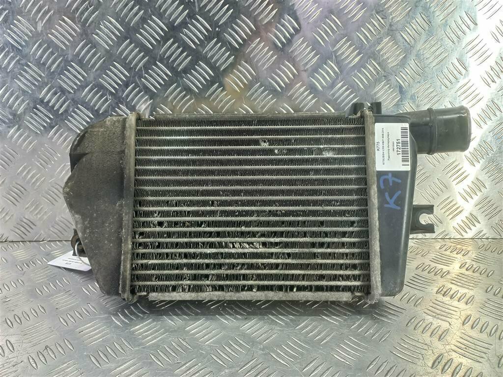 Радиатор интеркулера (Интеркулер) Б/У для MITSUBISHI L200 IV (2006—2014) MN135001