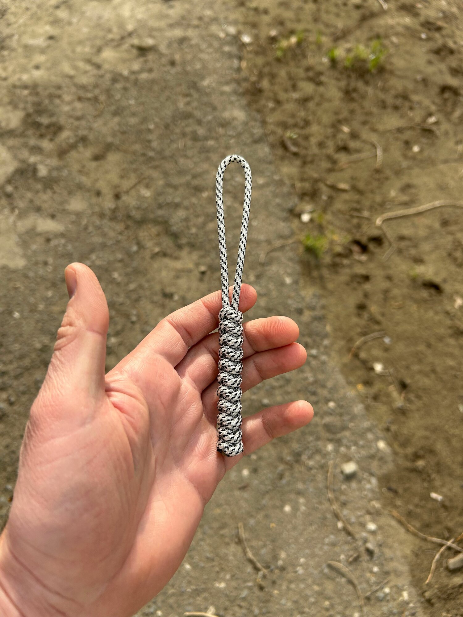 Темляк из паракорда на нож, сумку, одежду брелок.