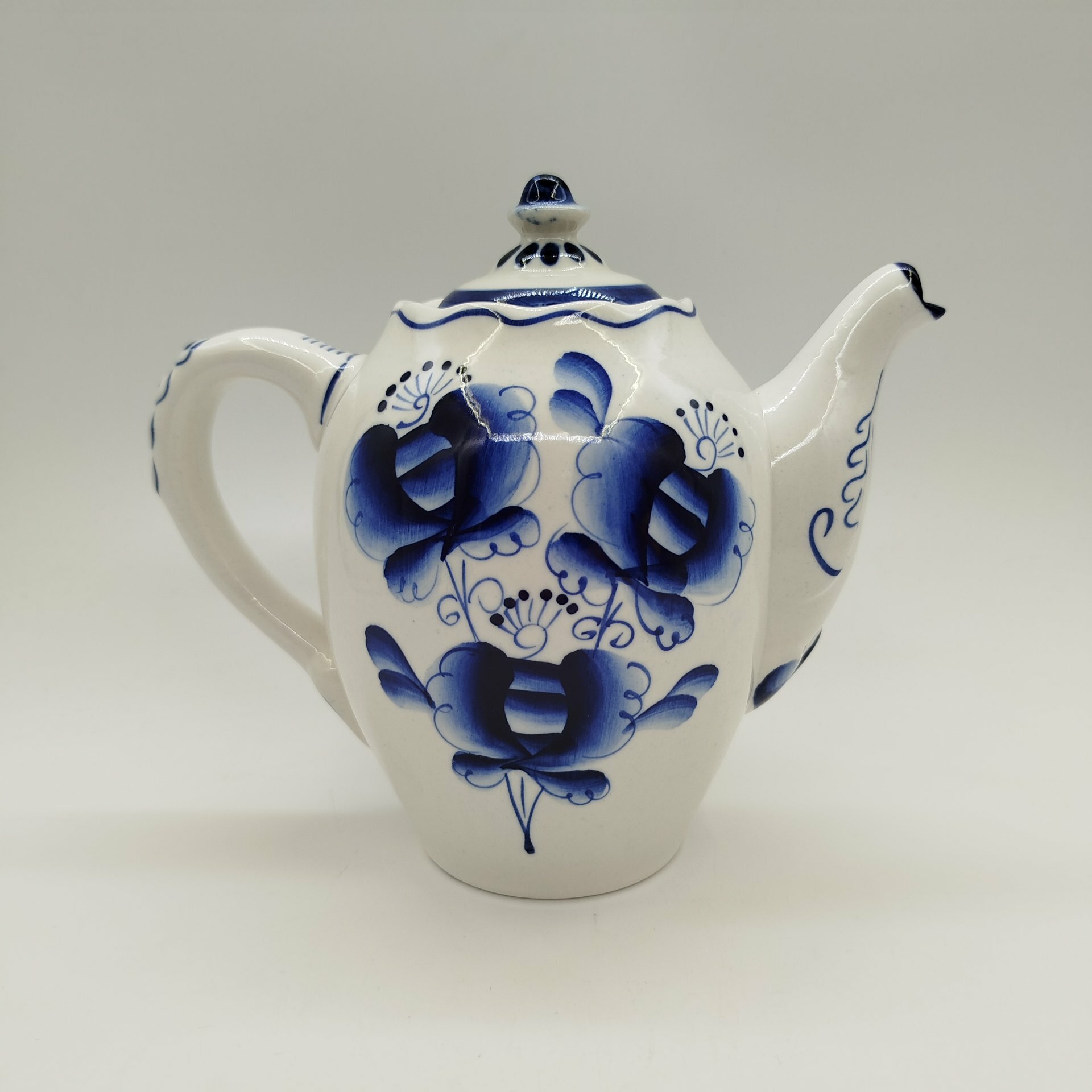 Чайник с растительным декором, фарфор, роспись, Объединение «Гжель», СССР