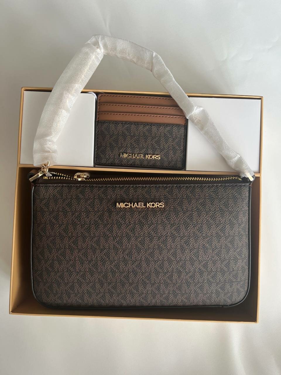 Сумка кросс-боди Подарочный набор сумка+кошелек коричневый с монограммой и золотой фурнитурой Michael Kors Medium Logo Pouch and Card Case Gift Set 35H1GGZD6B