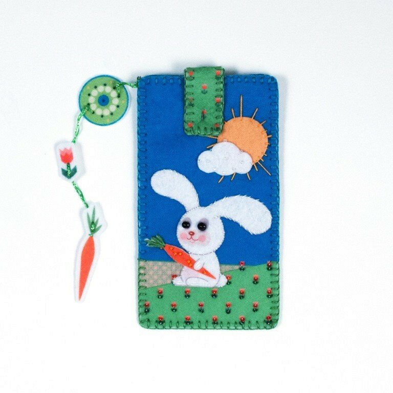 Набор для шитья Матренин Посад #8368 Чехол для телефона"Зайка на лужайке", 10 х 18 см