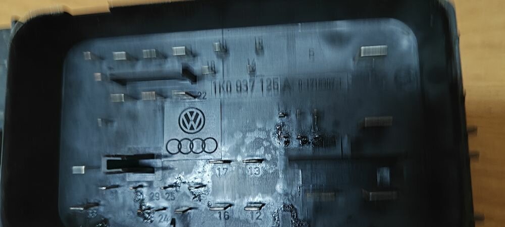 Блок предохранителей VW Golf Plus — фото 1