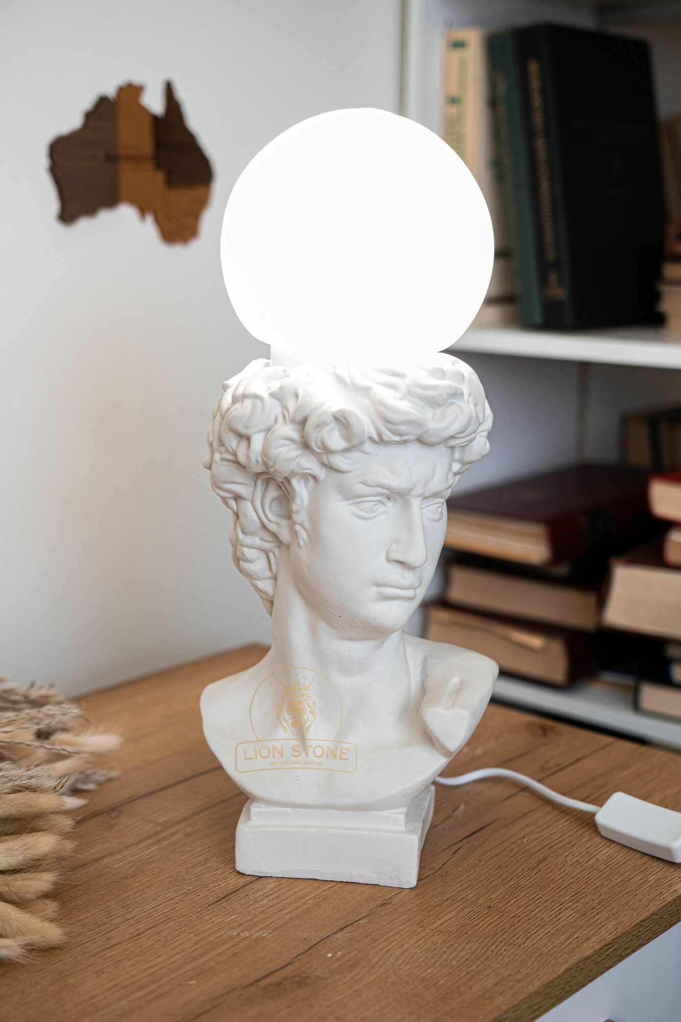 Гипсовый светильник Lion Stone "Давид", белый, от сети 220 В