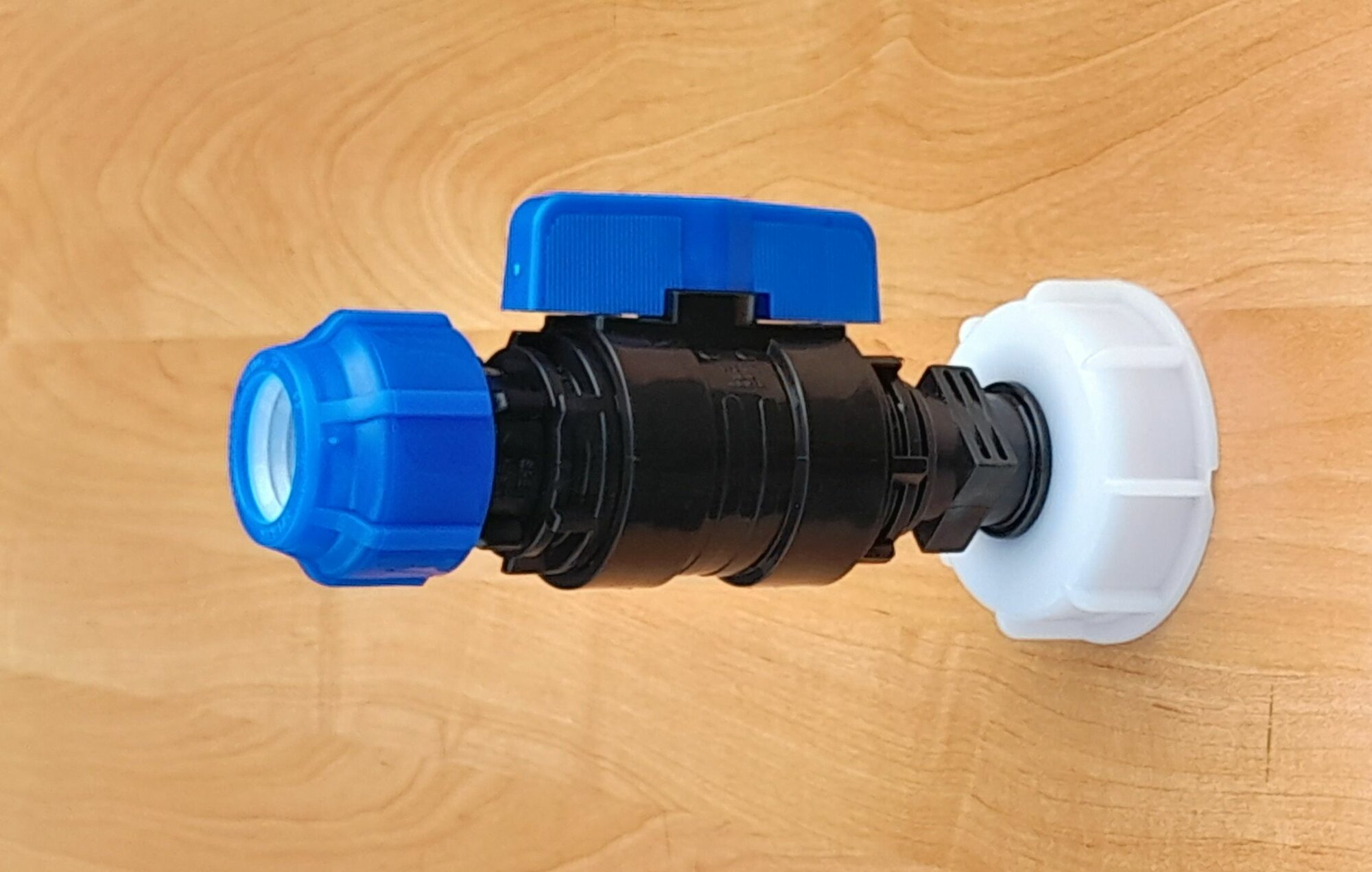 Муфта ПНД 25 мм с шаровым краном и переходником на еврокуб