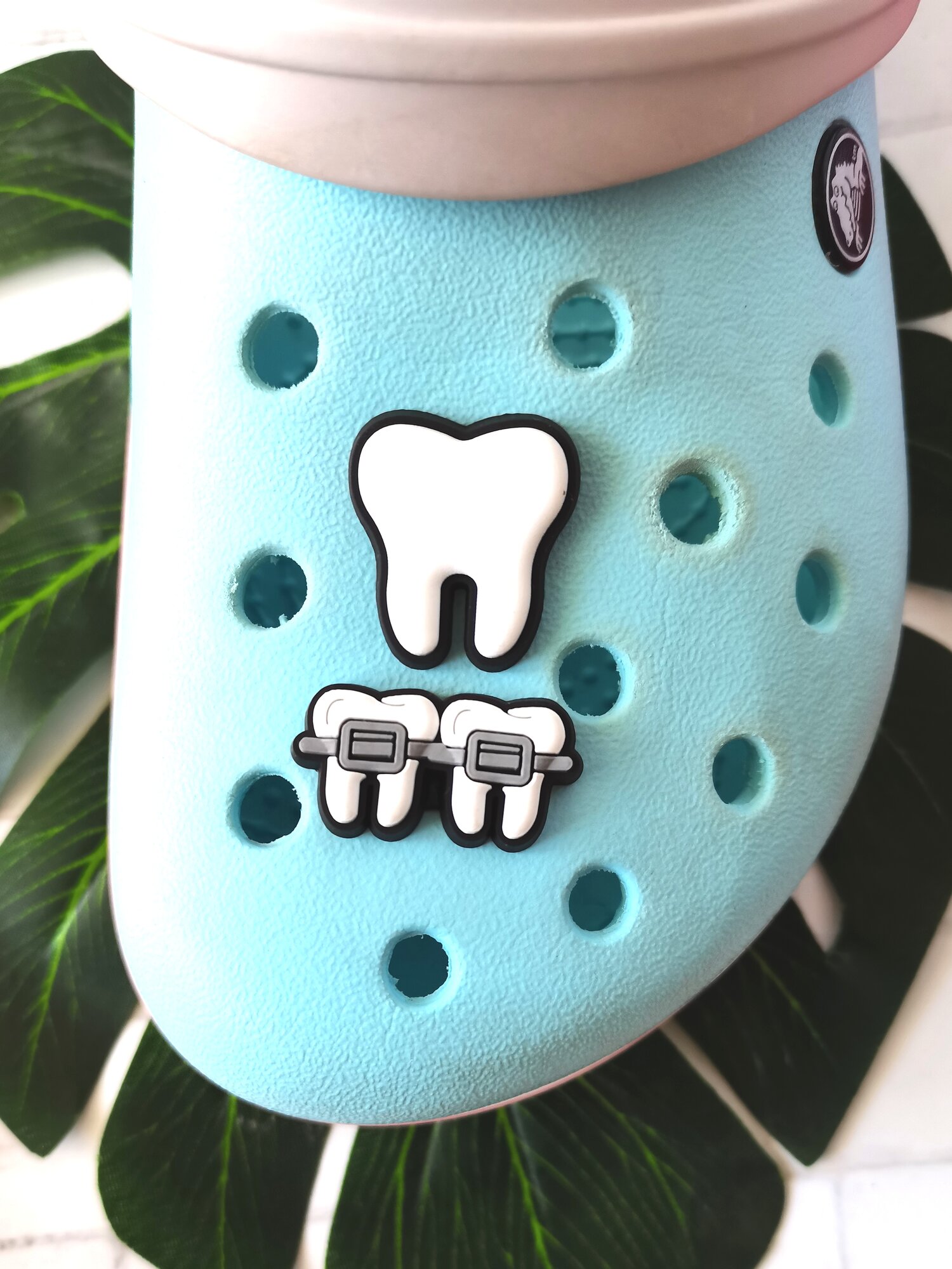 Джибитсы медицинские на crocs зуб для стоматолога