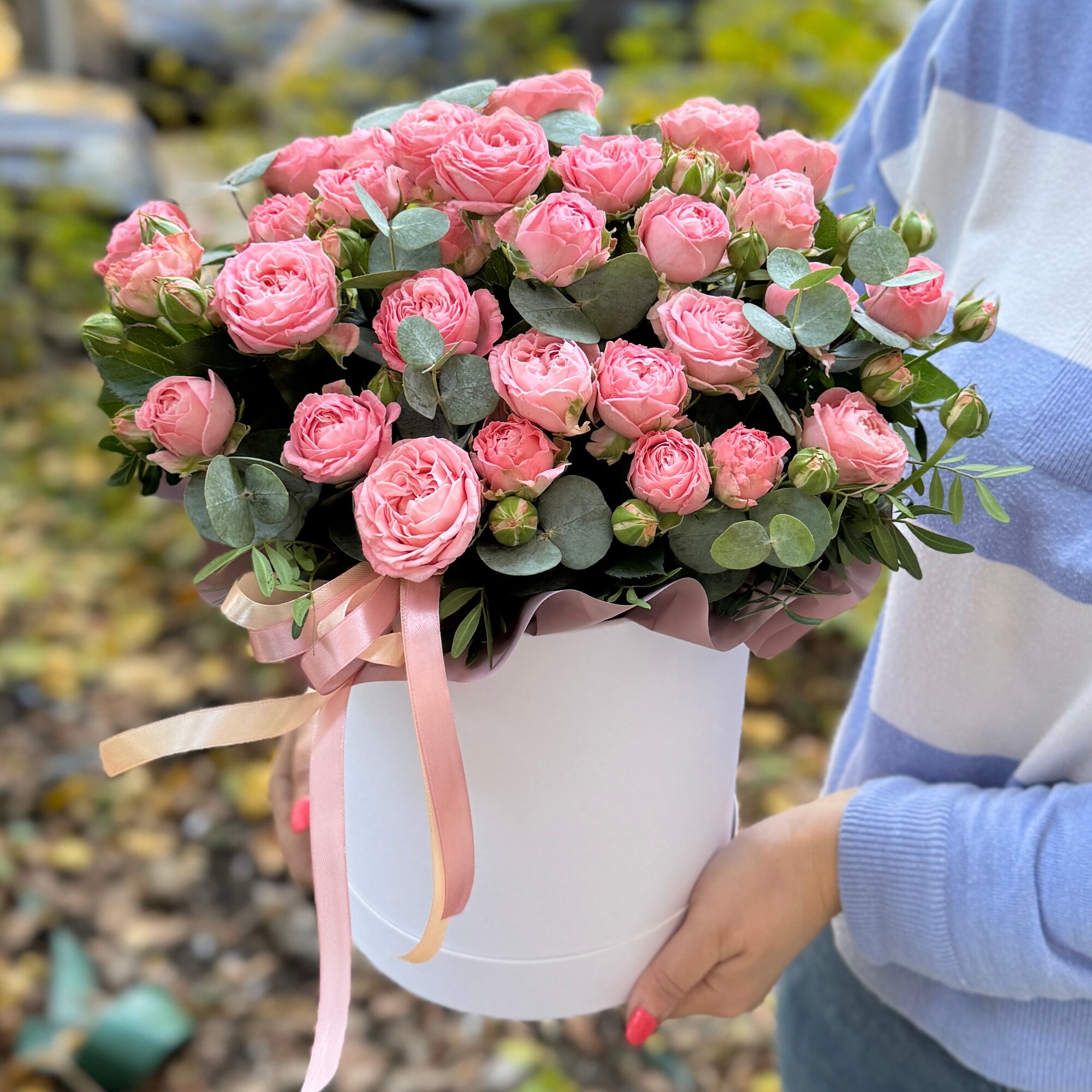 Букет "Розы в коробке", цветы кустовые, розы, эвкалипт, зелень, 7 штук, 30 см