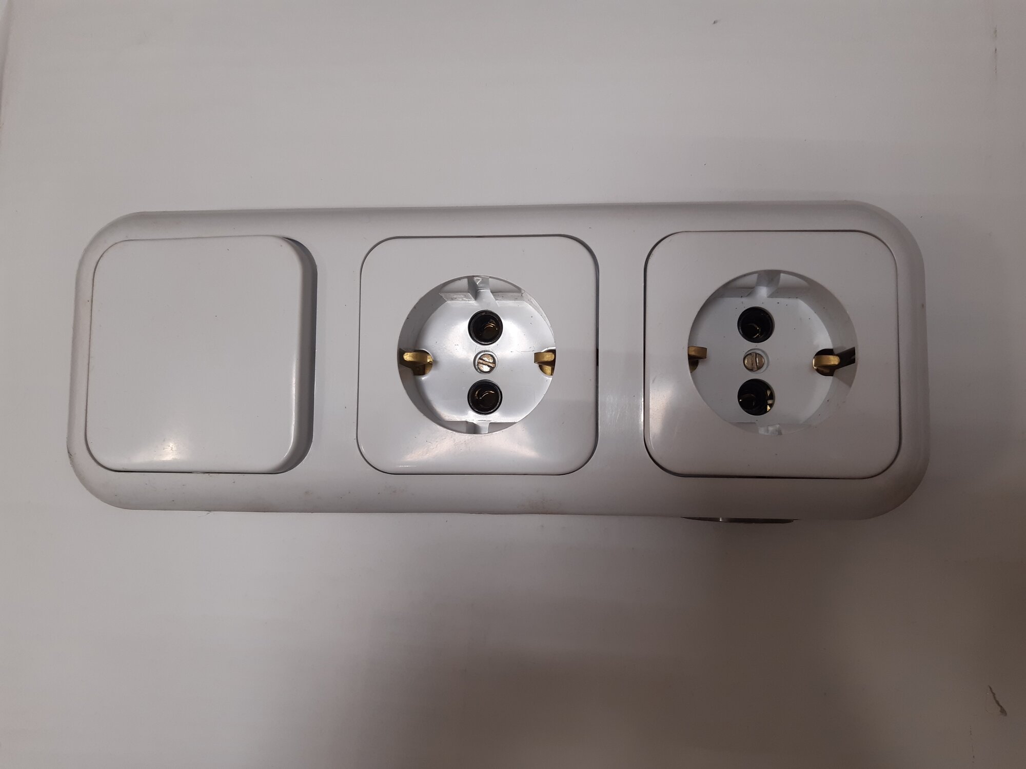 Блок 1-выключатель, 2-розетки с заземлением