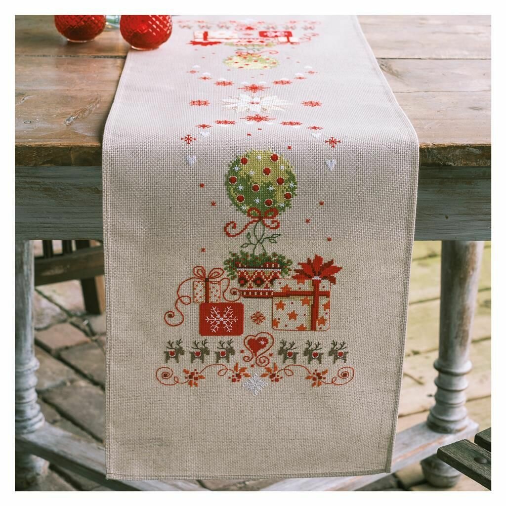 PN-0156092 Набор для вышивания дорожки Vervaco "Подарки под елкой"