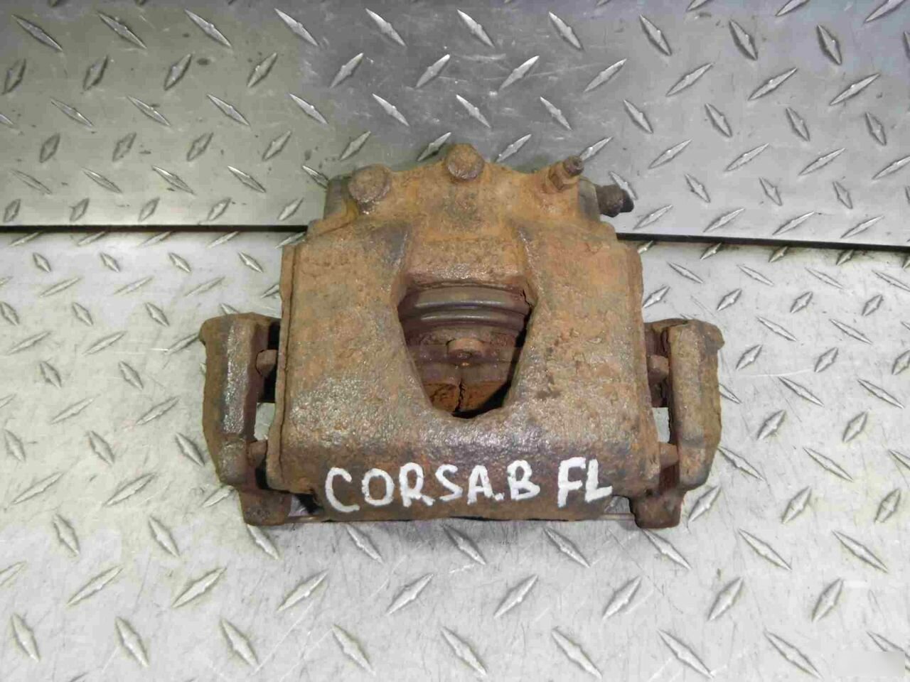 Суппорт тормозной передний левый Opel Corsa B (1993—2000) 90421729