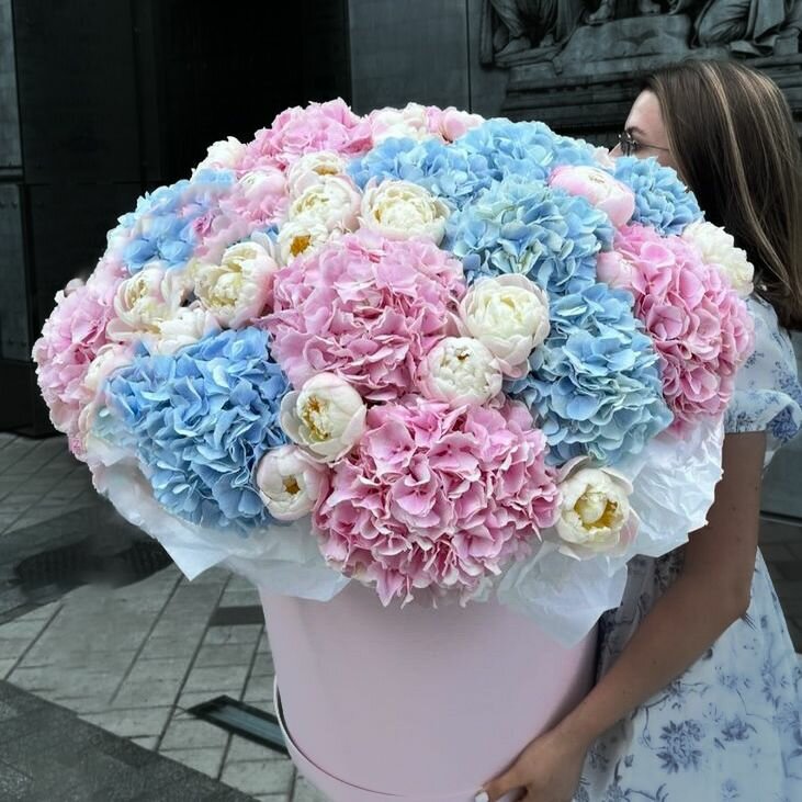 Букет из гортензий и пионов