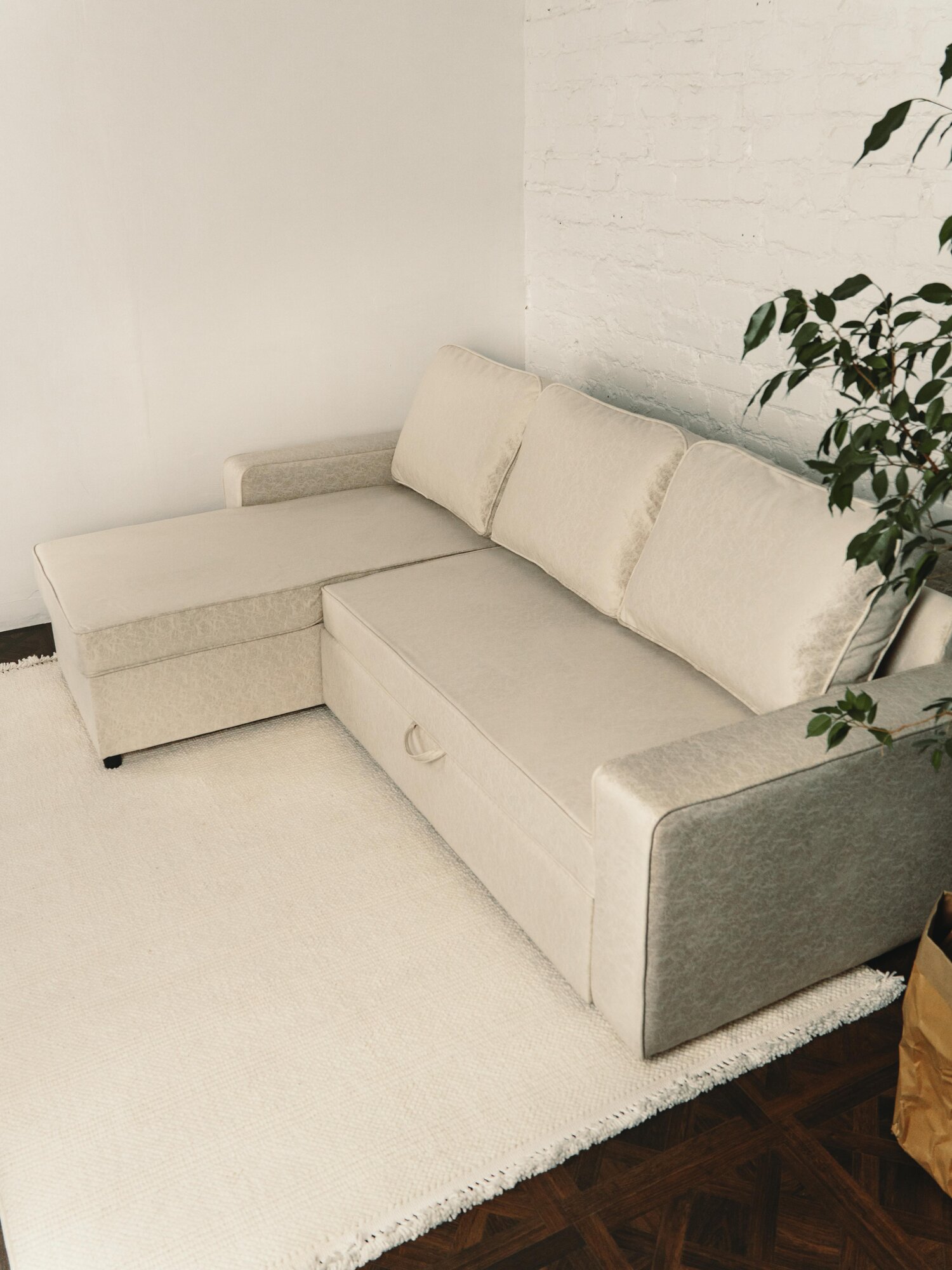 Угловой диван-кровать "Милли", раскладной, механизм Дельфин, с ящиком для белья. Цвет светло-бежевый