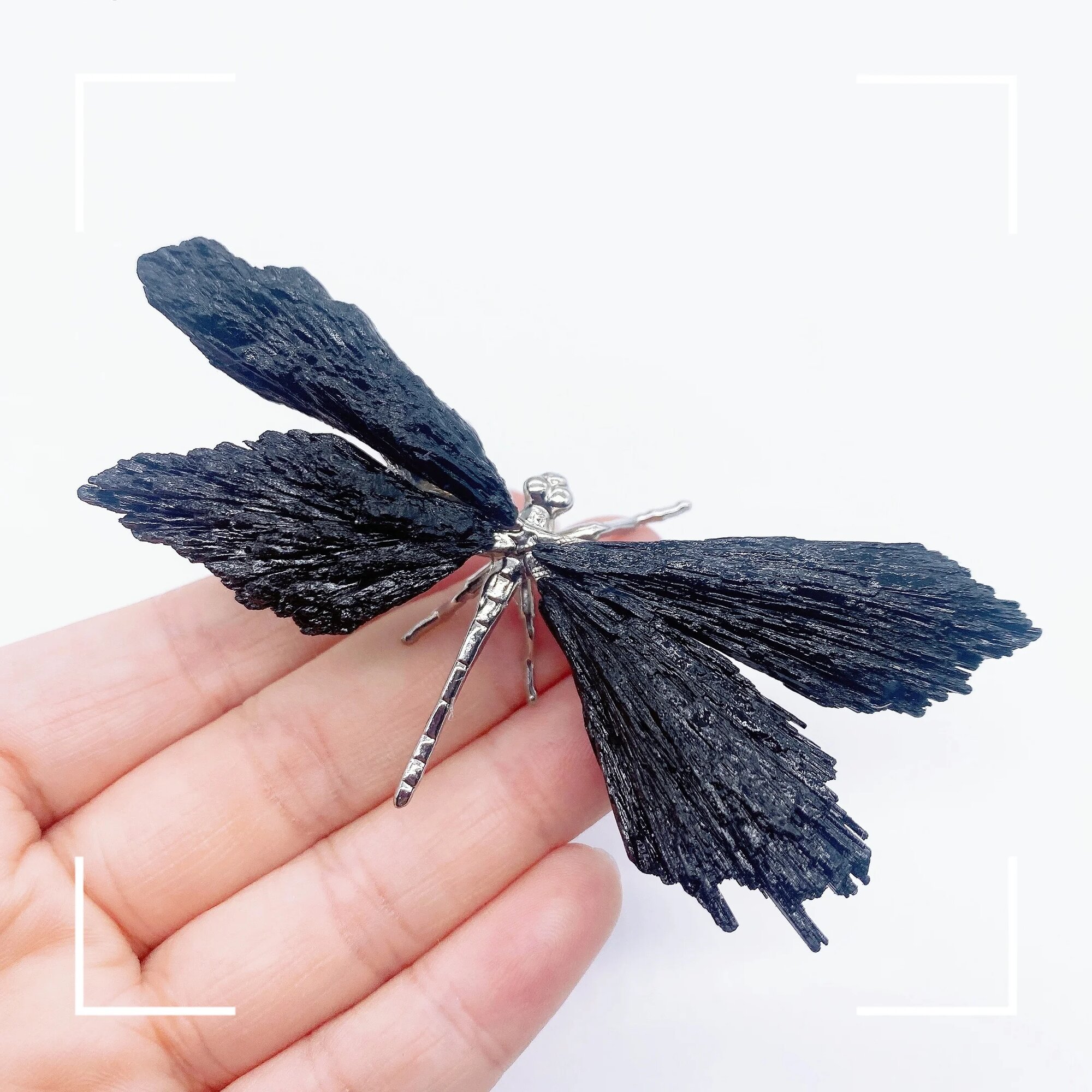 Черный турмалин стрекоза