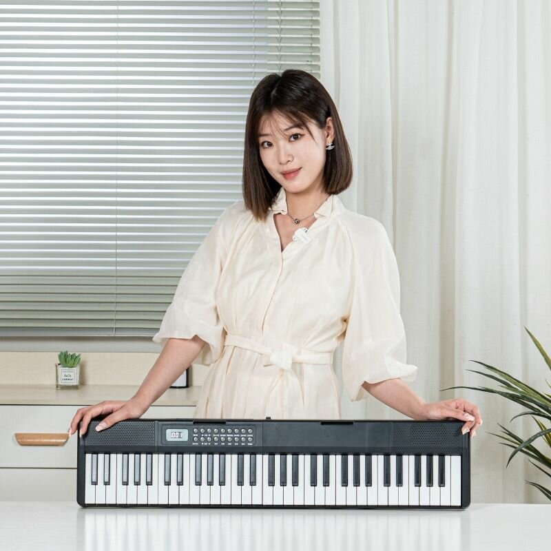 Многофункциональная электронная клавиатура с 61 клавишей, перезаряжаемая по Bluetooth, может быть сложена для удобства переноски