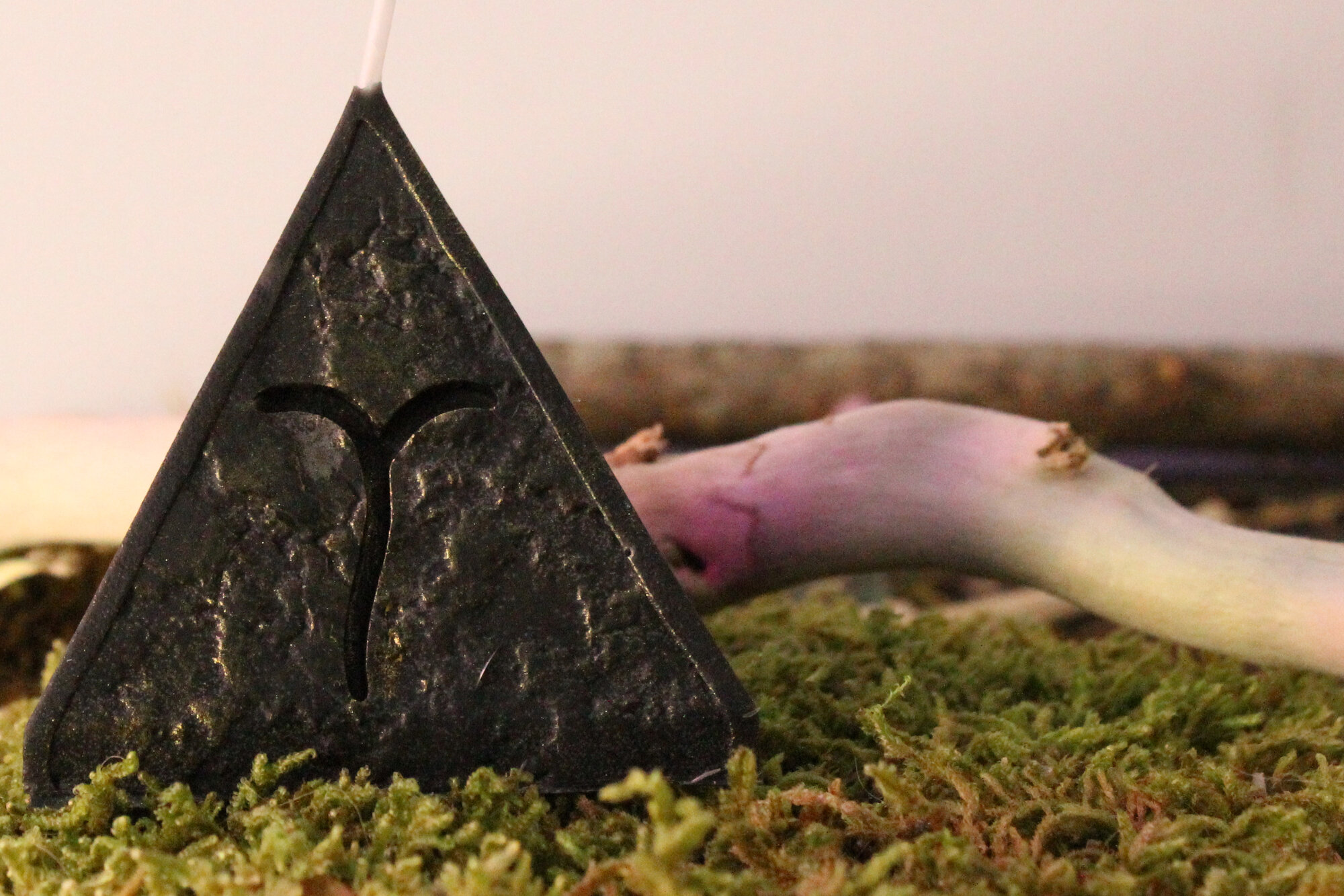 Ведьмина Женская руна (свеча) (чёрная) Женская энергия