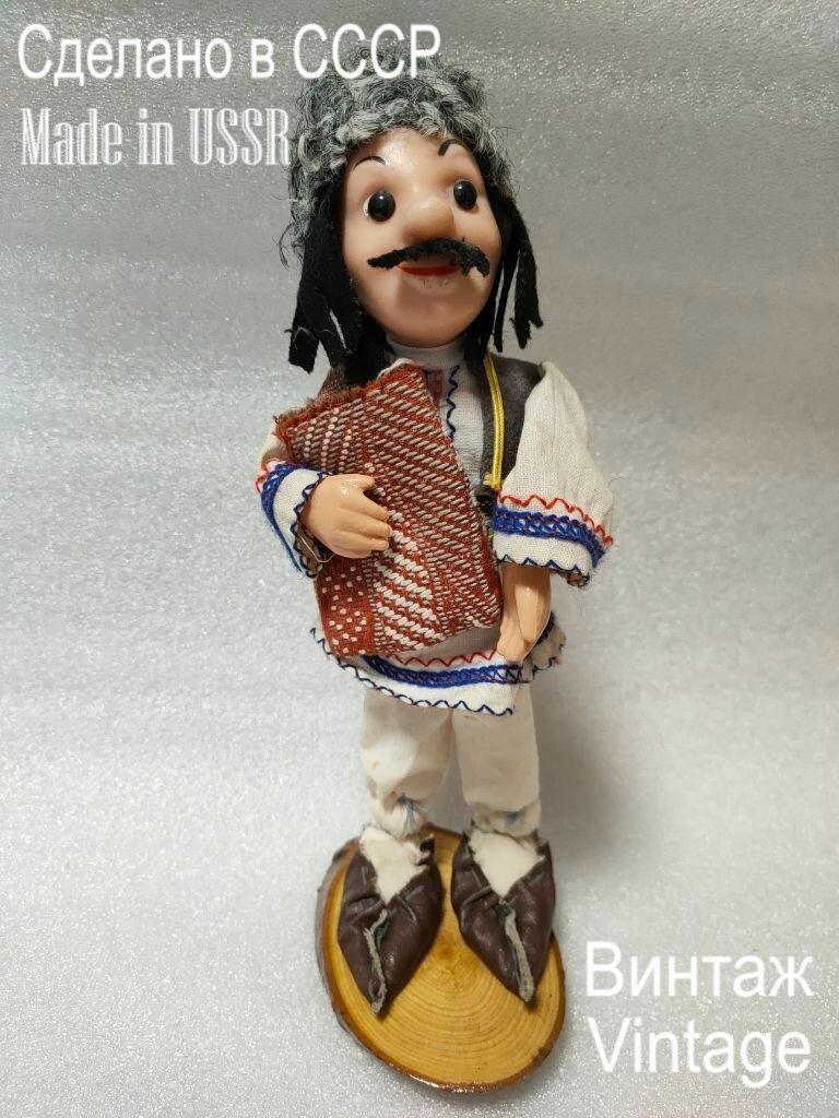 Сувенирная кукла времен СССР на подставке "Гуцул", винтаж