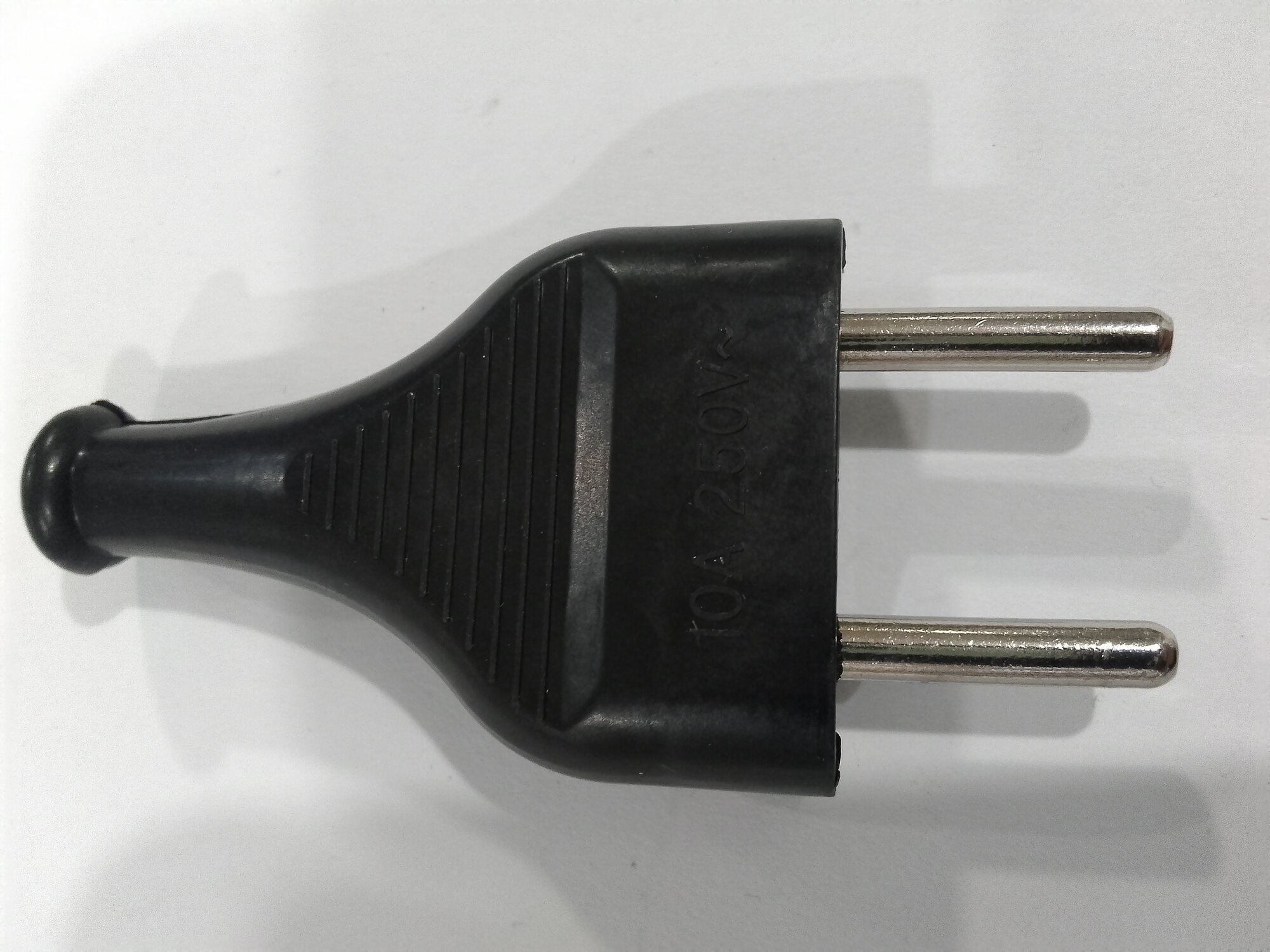 Вилка прямая плоская, 10А, без з/к, 220 В, черная