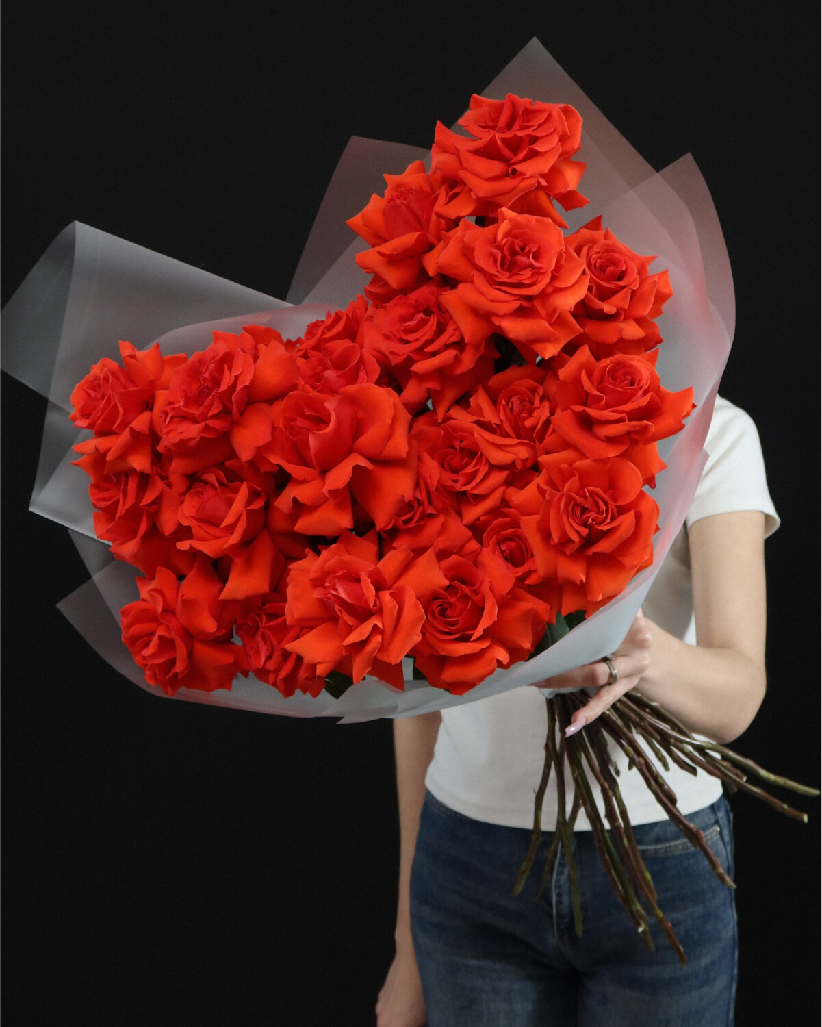 Яркий букет, букет с вывернутыми розами, моно букет с красными розами, 25 французских роз