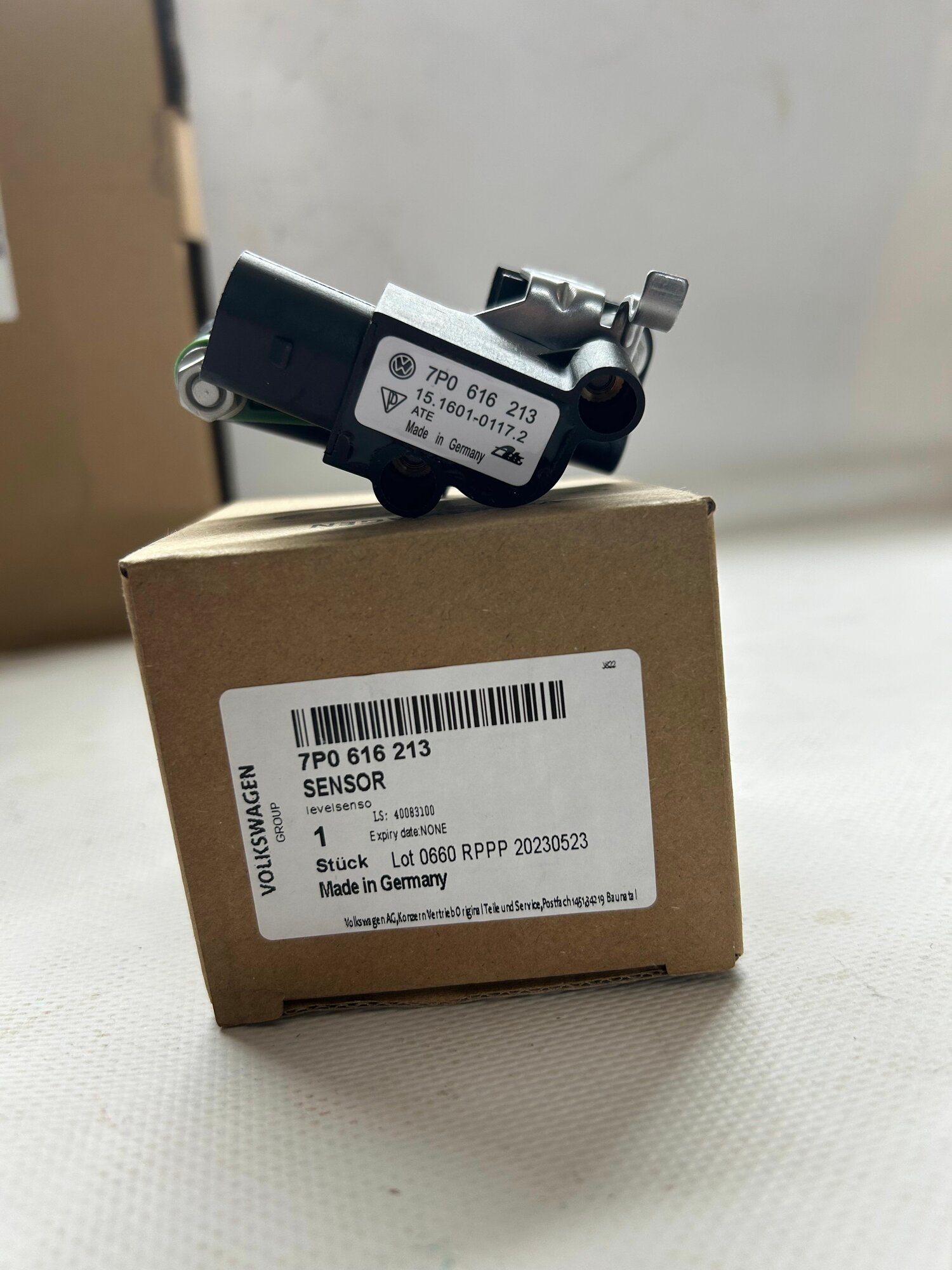 Датчик положения кузова VAG 7P0616214 передний правый