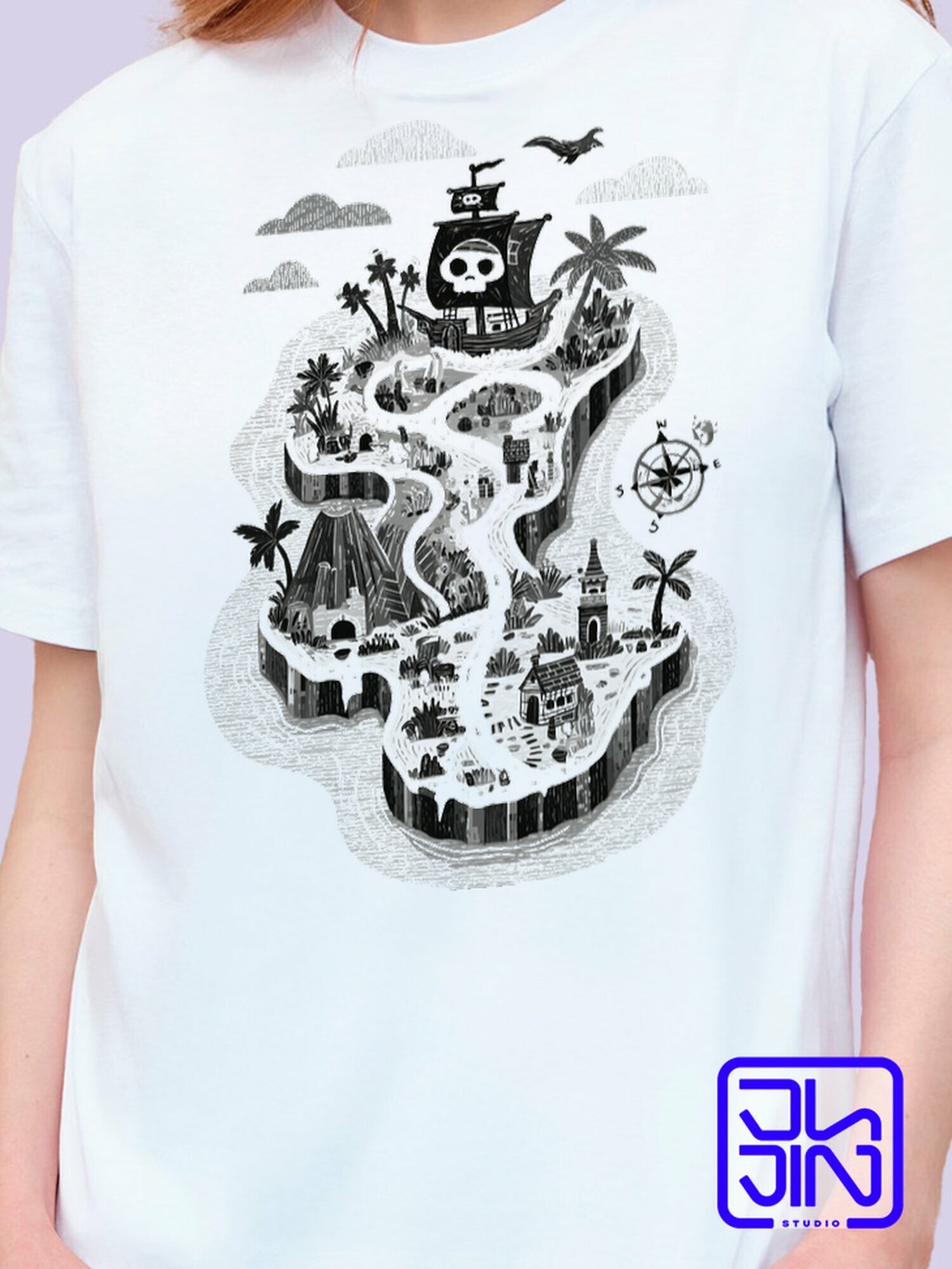 Футболка классическая женская с авторским принтом Черно белая винтажная иллюстрация с черепом и кораблем на пиратском острове, белый хлопковый трикотаж с прикольным рисунком на груди
