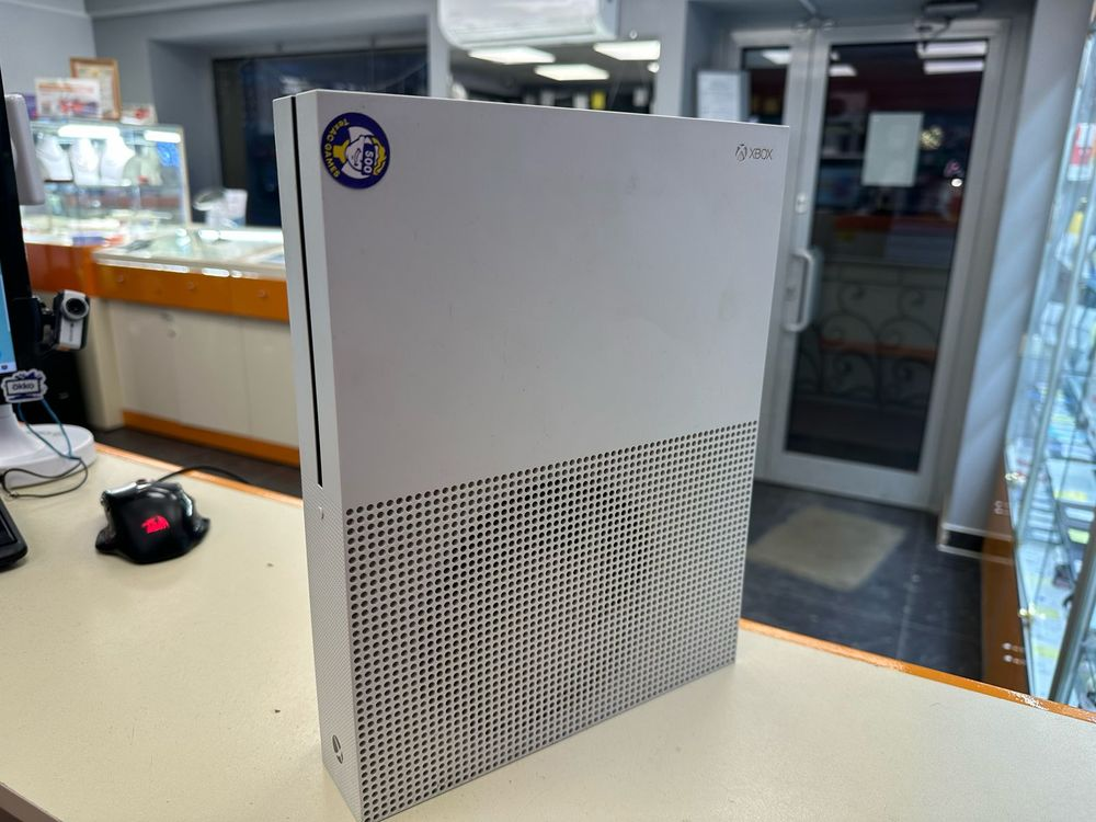 Игровая приставка Microsoft Xbox One S 1 TB (без игр), белый