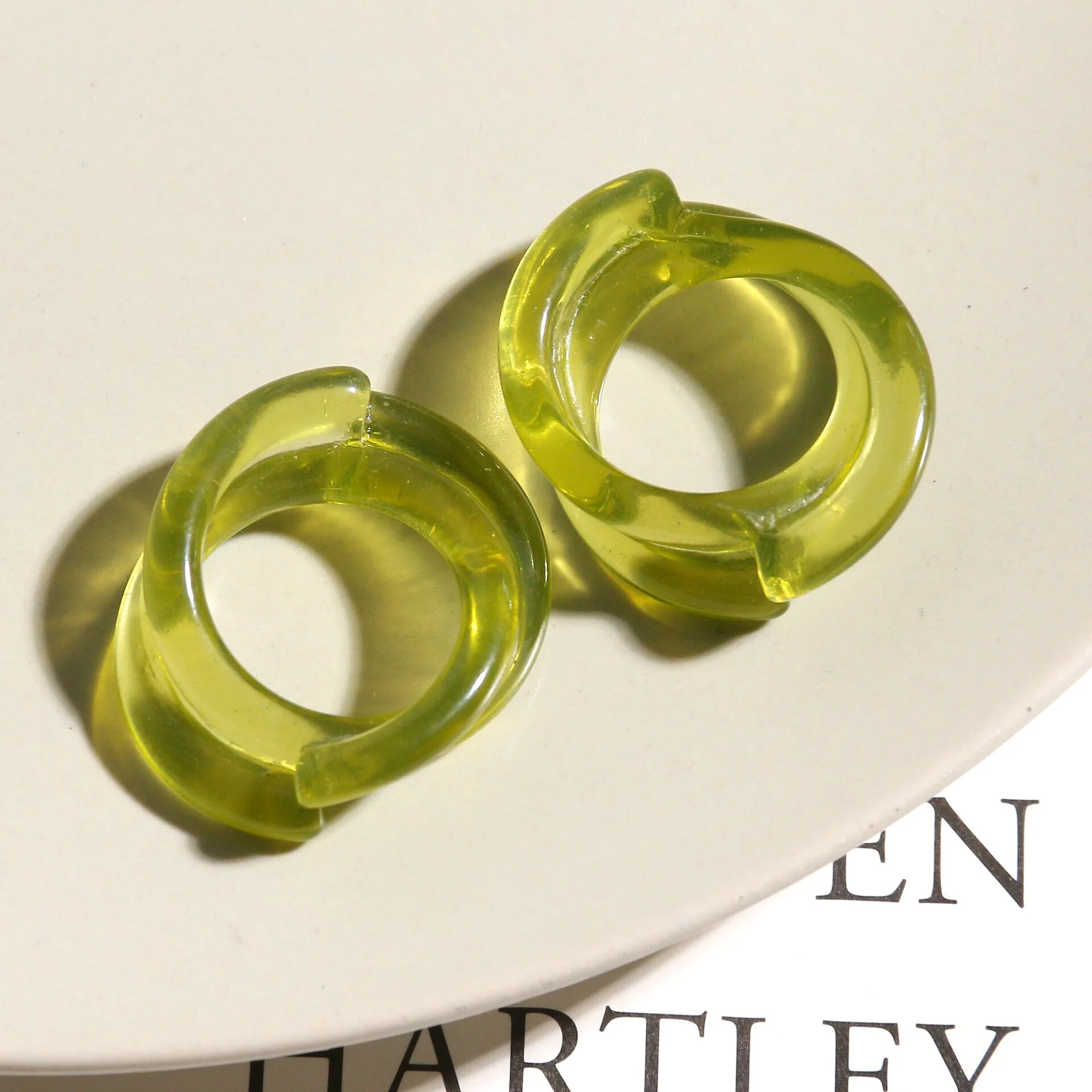 Двухслойные круглые зеленые кольца из смолы Green one.