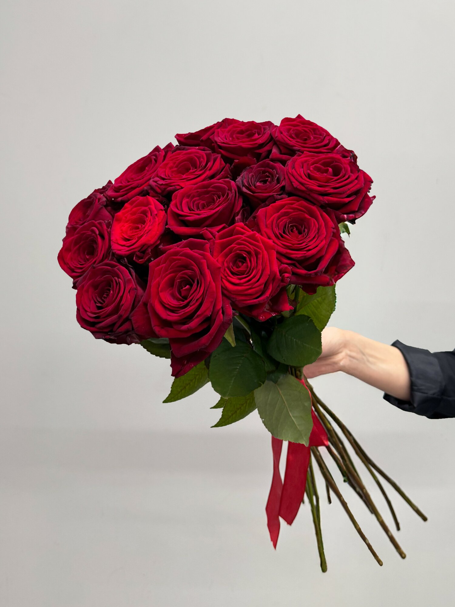 Букет живых цветов, красные розы 15 шт. 50 см "Ред наоми", флау стор