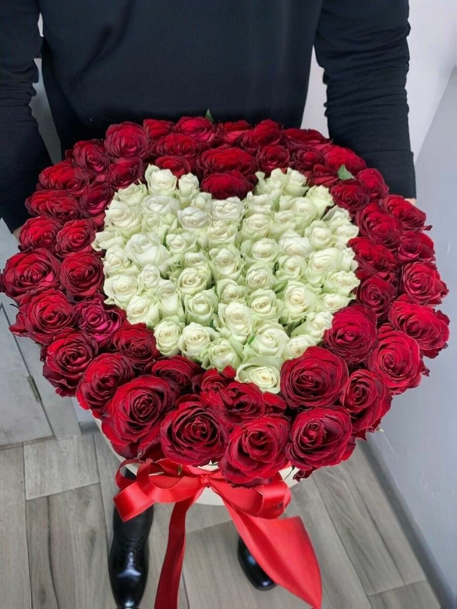 101 роза в виде сердца в коробке