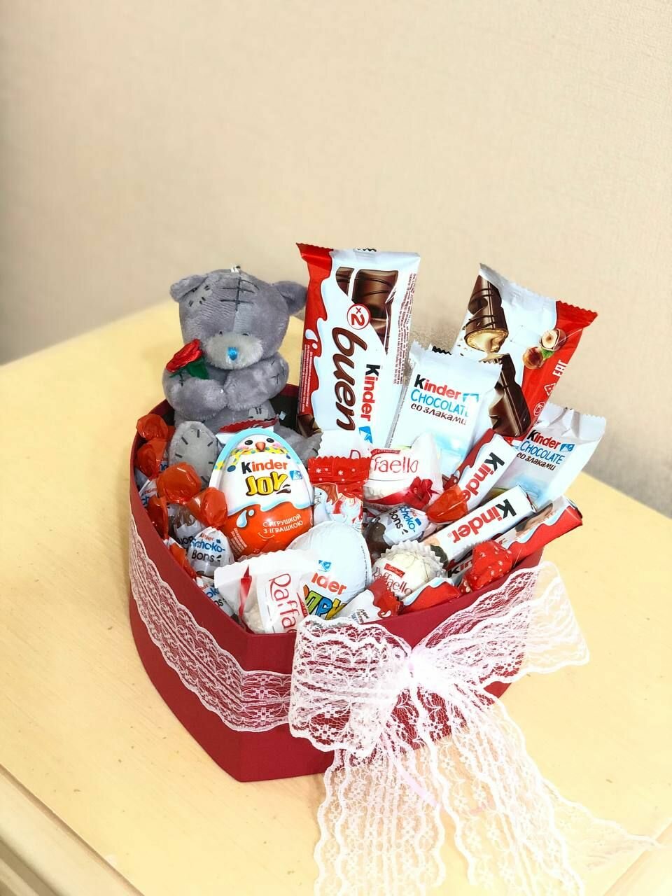 Сладкий бокс с мишкой / Подарок любимой девушке / Коробка сердце с киндер шоколадом