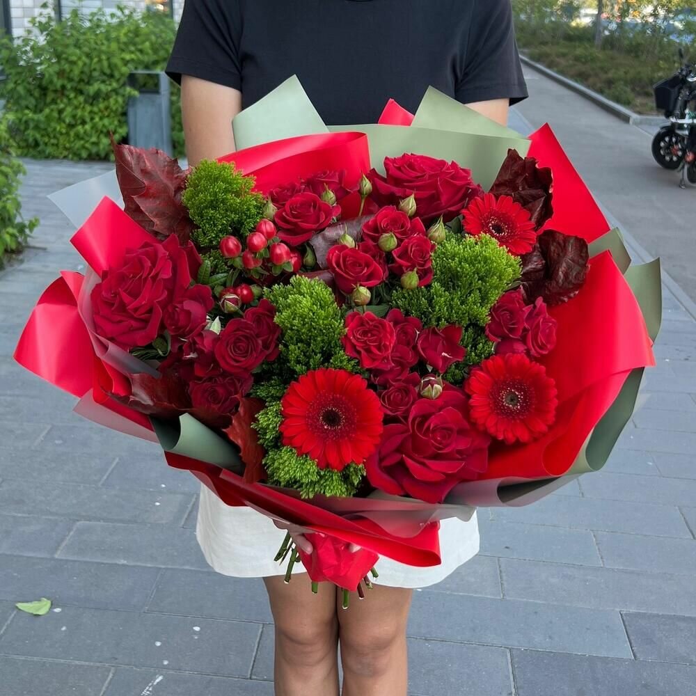 Букет из Гербер, красных роз с кленовыми листьями