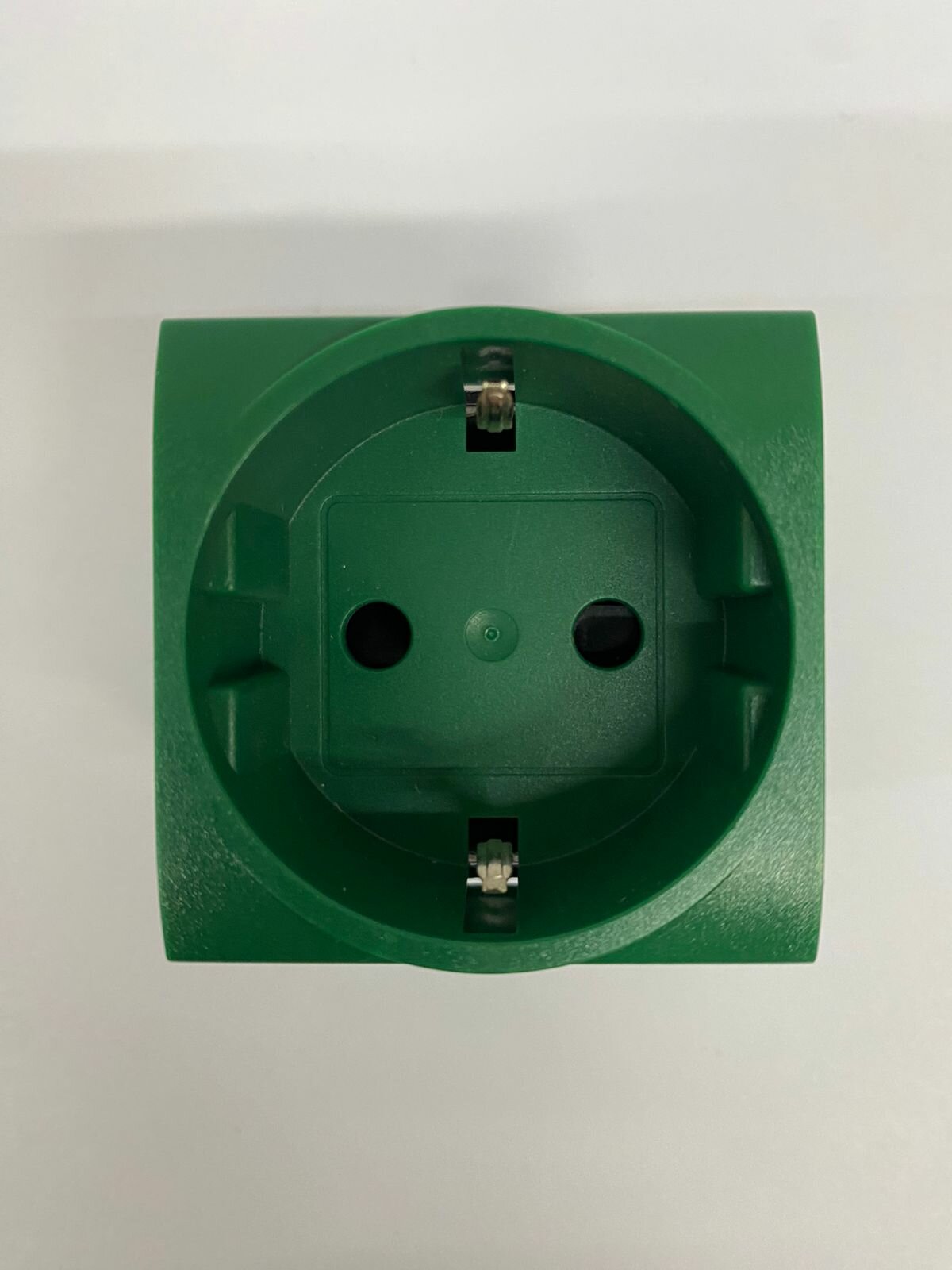 Розетка Bticino L4141V, силовая, с заземлением, 16 А, IP20, зеленая LivingLight