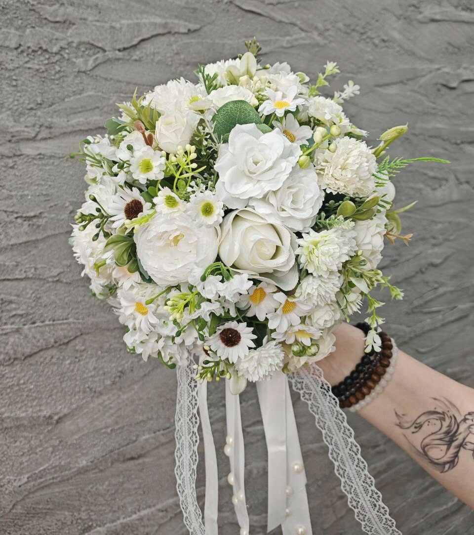 Букет-дублёр из искусственных цветов. Свадебный букет невесты из кустовых роз, хризантем, ромашек