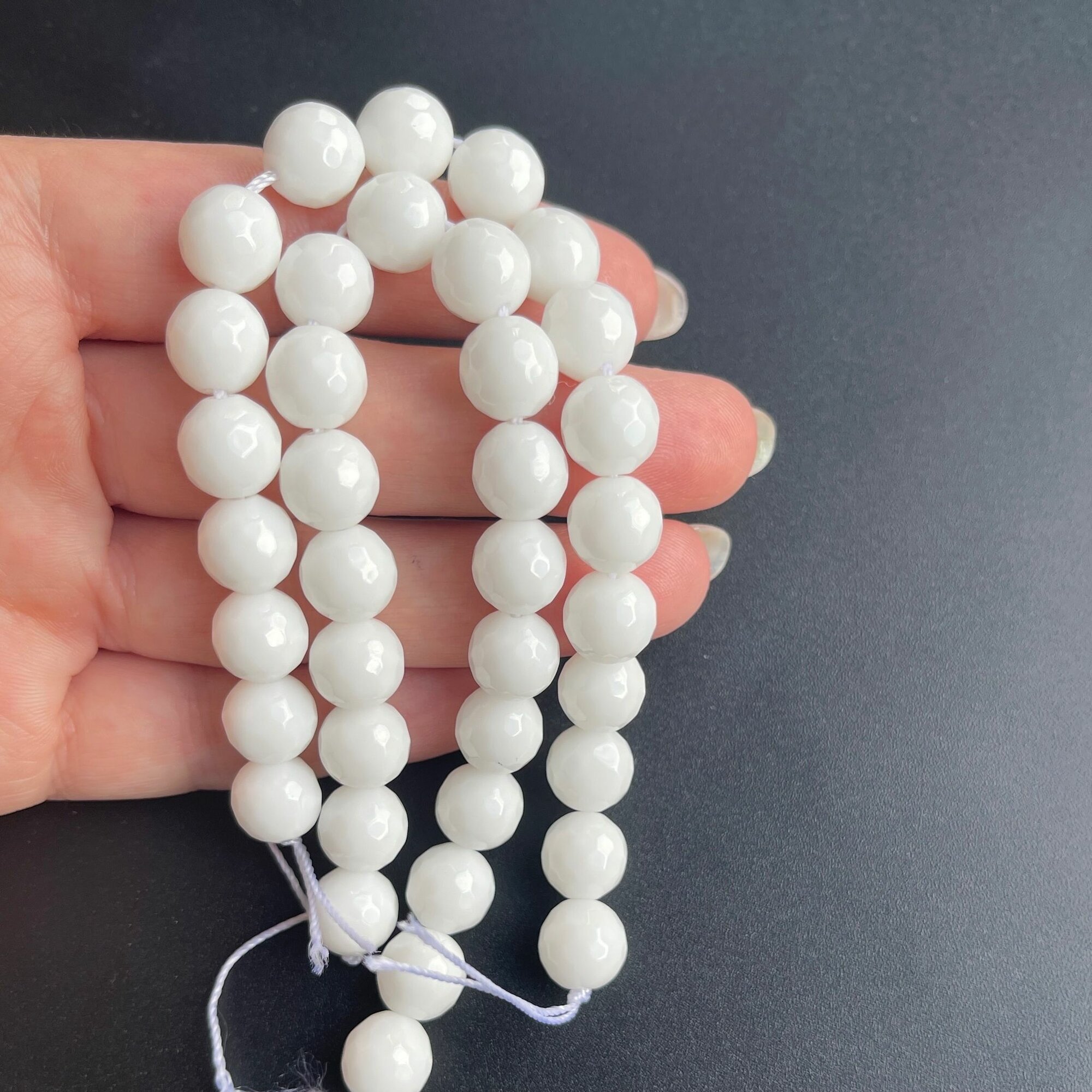 Бусины агат белый шар граненый 8 мм (нить 37 см), Suntrim