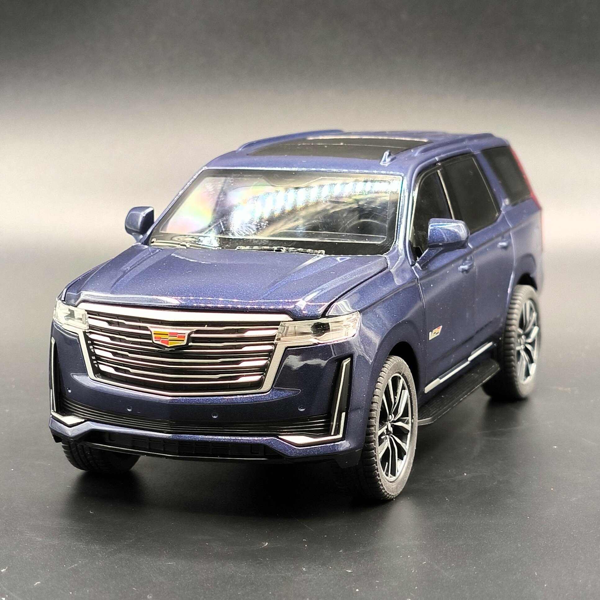Металлическая модель Cadillac Escalade SUV с световыми и звуковыми эффектами.