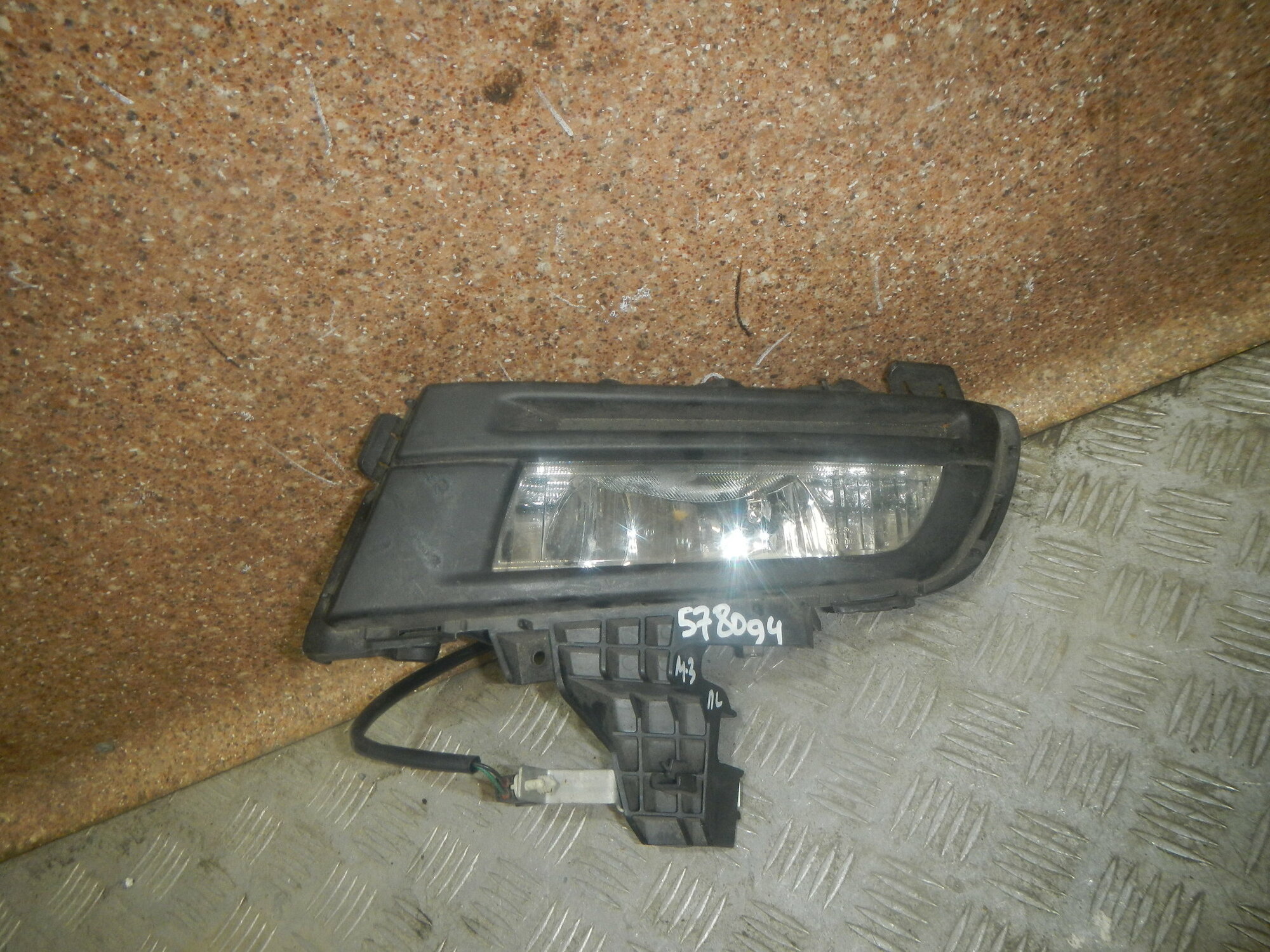 Б/У Фара противотуманная левая, Mazda (Мазда)-3 (BK) (02-09) MAZDA 3 (BK) (02-09) Depo Дубликат, царапины на рамке. 57809...