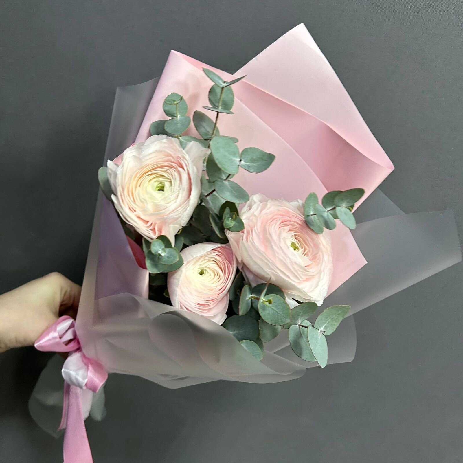 Букет-комплимент с 3 ранункулюсами