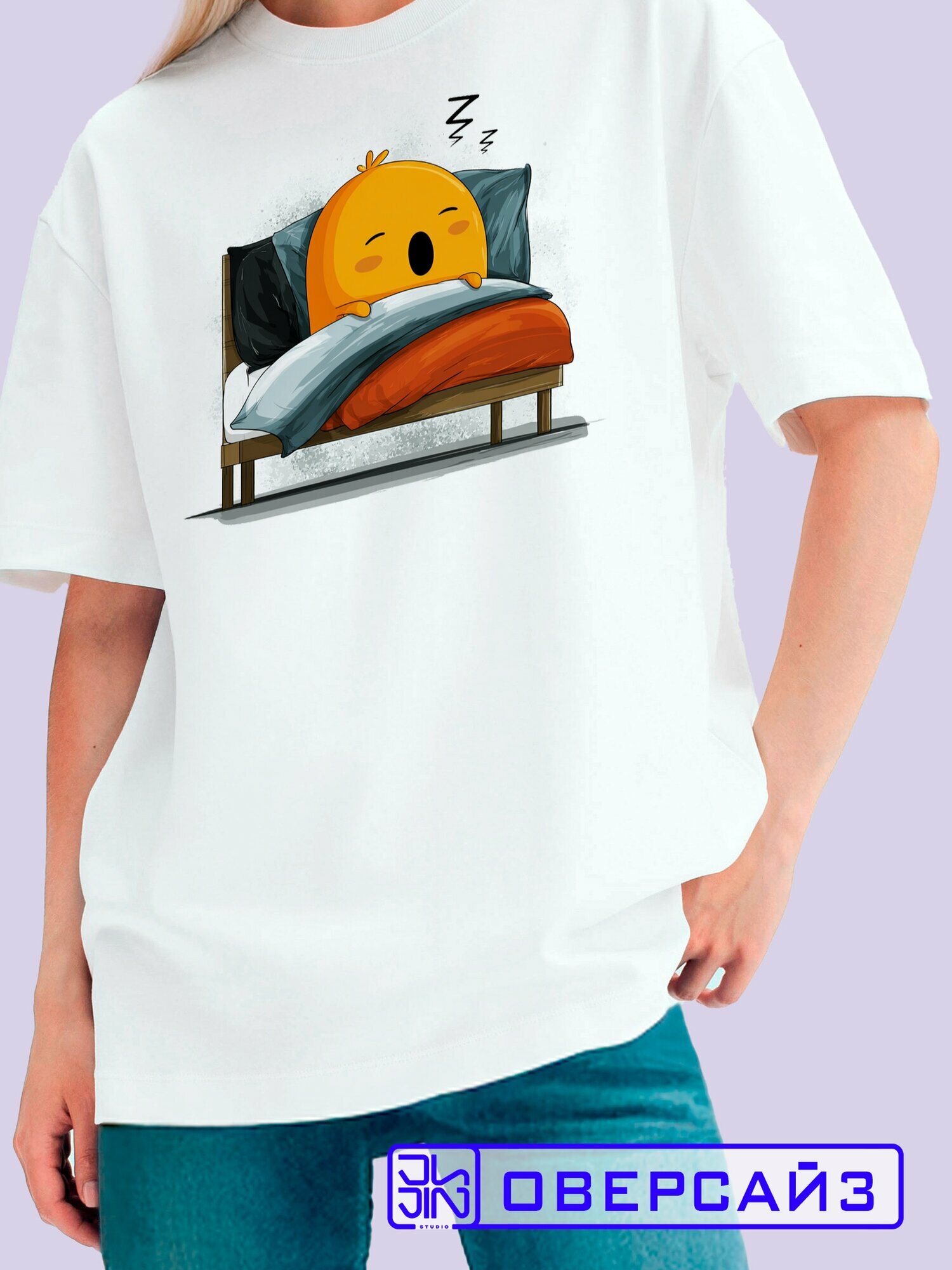 Футболка оверсайз женская с принтом Смешной оранжевый цыпленок в бирюзовой, мягкой кровати со сном и мемами, белый хлопковый трикотаж с прикольным рисунком на груди