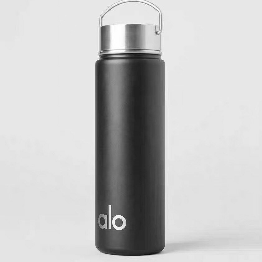 Новая термоизоляционная бутылка для воды Alo WaterBottle316 удерживает влагу во время тренировок, а винтовая ручка легко переносится.