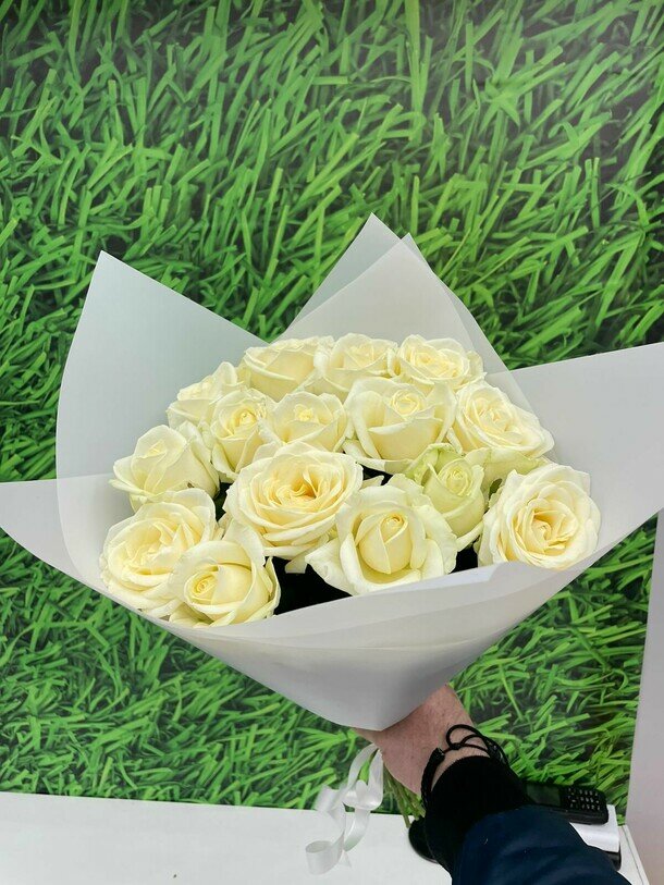 Букет Well Flowers, круглый, 15 белых роз, в пленке, XL, букет свежих цветов