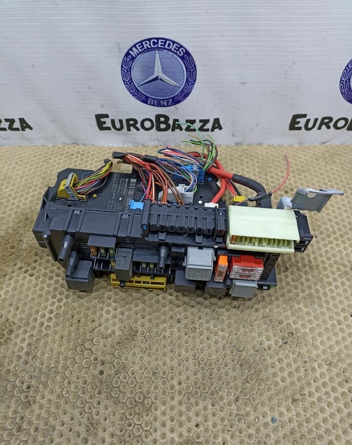 Блок предохранителей SAM задний Mercedes W204 A2049000902