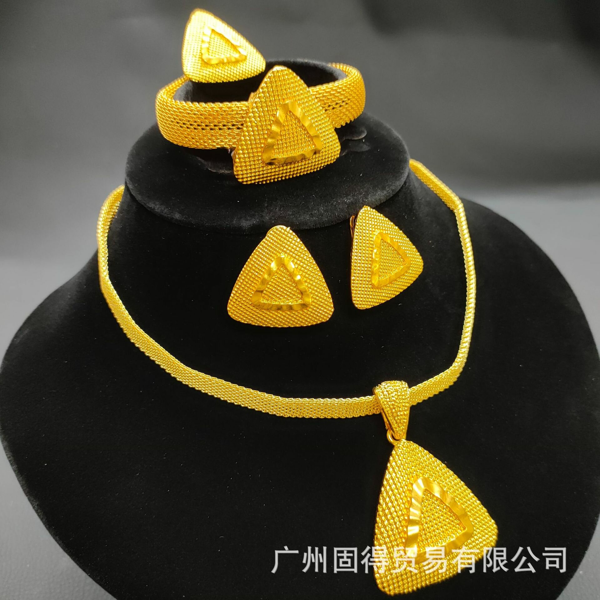 Комплект бижутерии: подвеска, браслет, кольцо, серьги