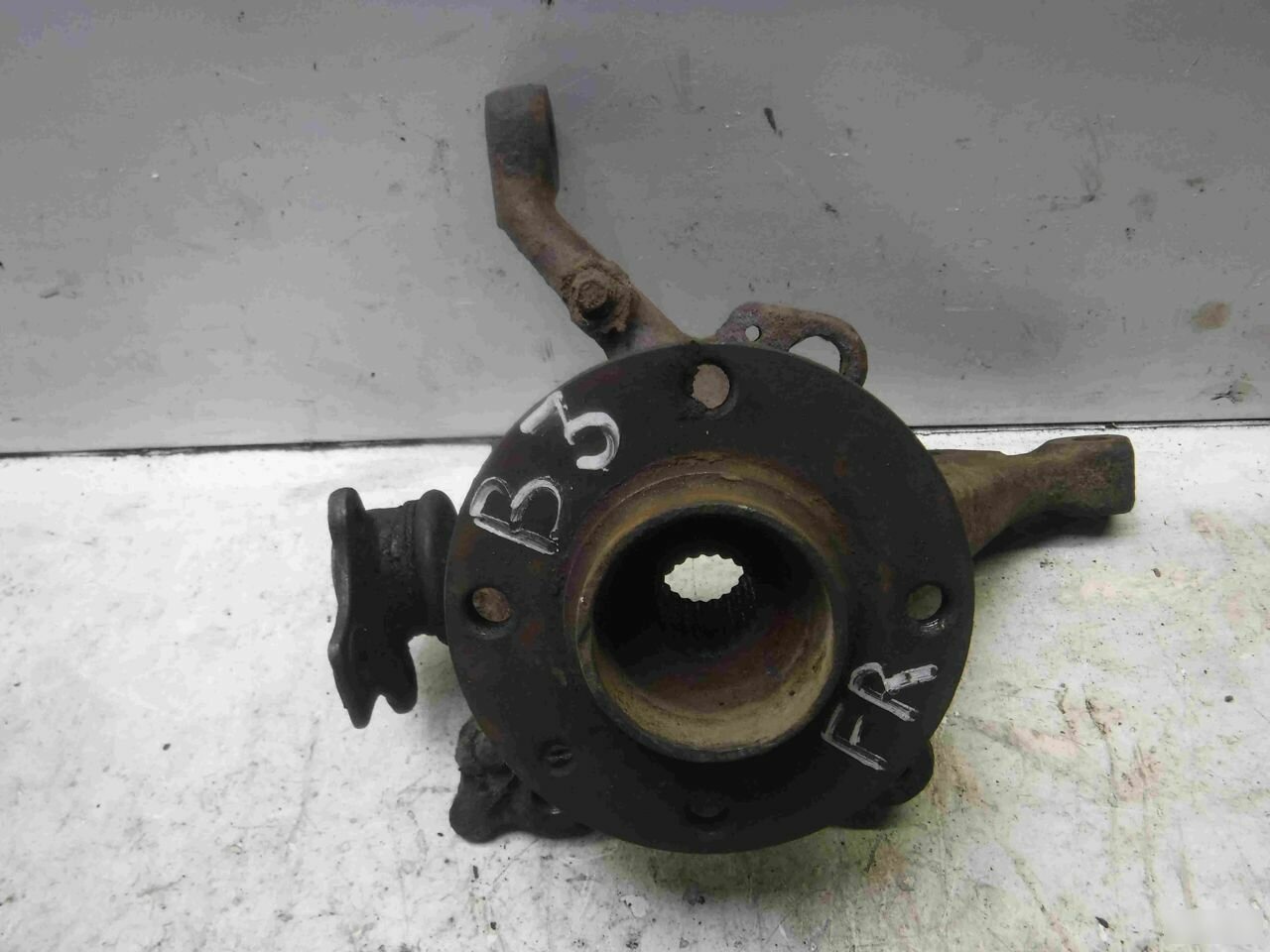 Кулак поворотный передний правый Volkswagen Passat B3 (1988—1993) 357407256C