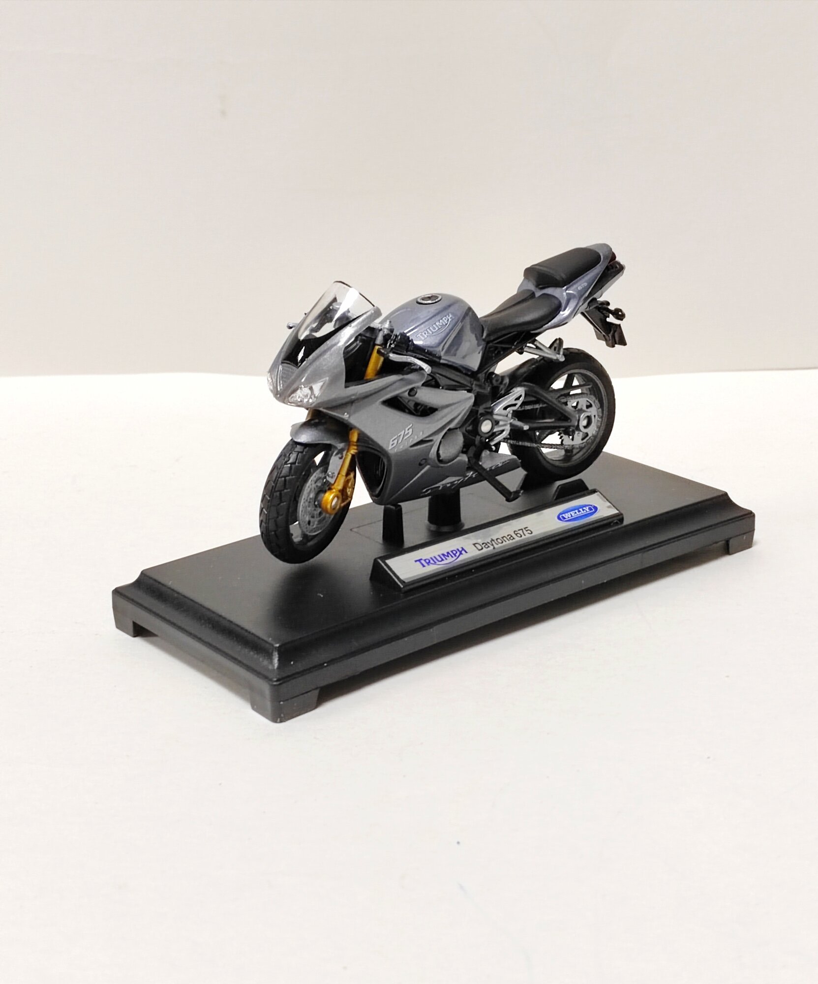 Модель Welly мотоцикл Triumph Daytona 675 серый, масштаб 1:18