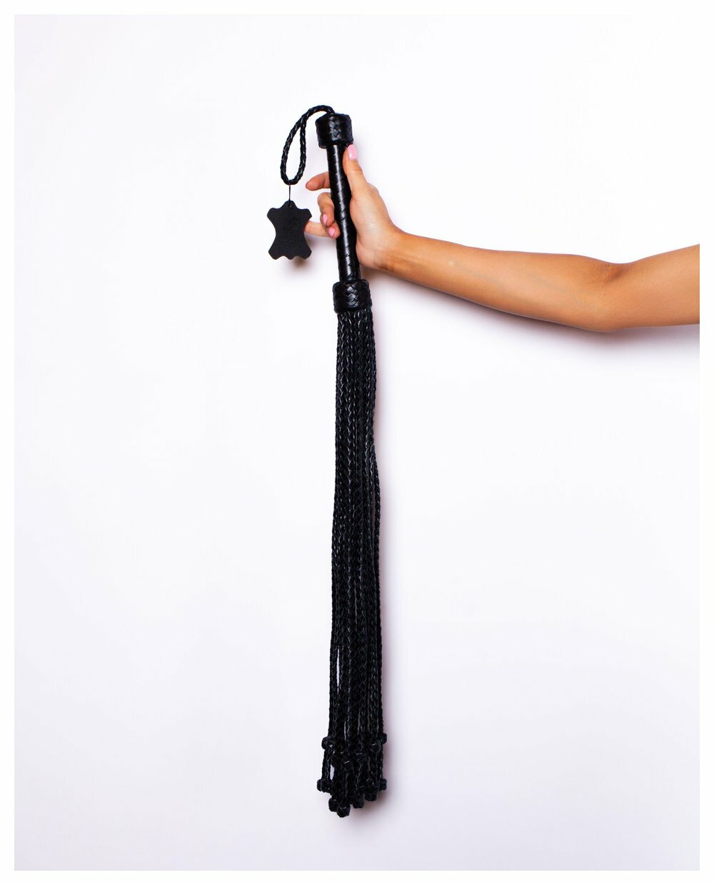 Черный флоггер «Scandal» из натуральной кожи с бусинами на плети