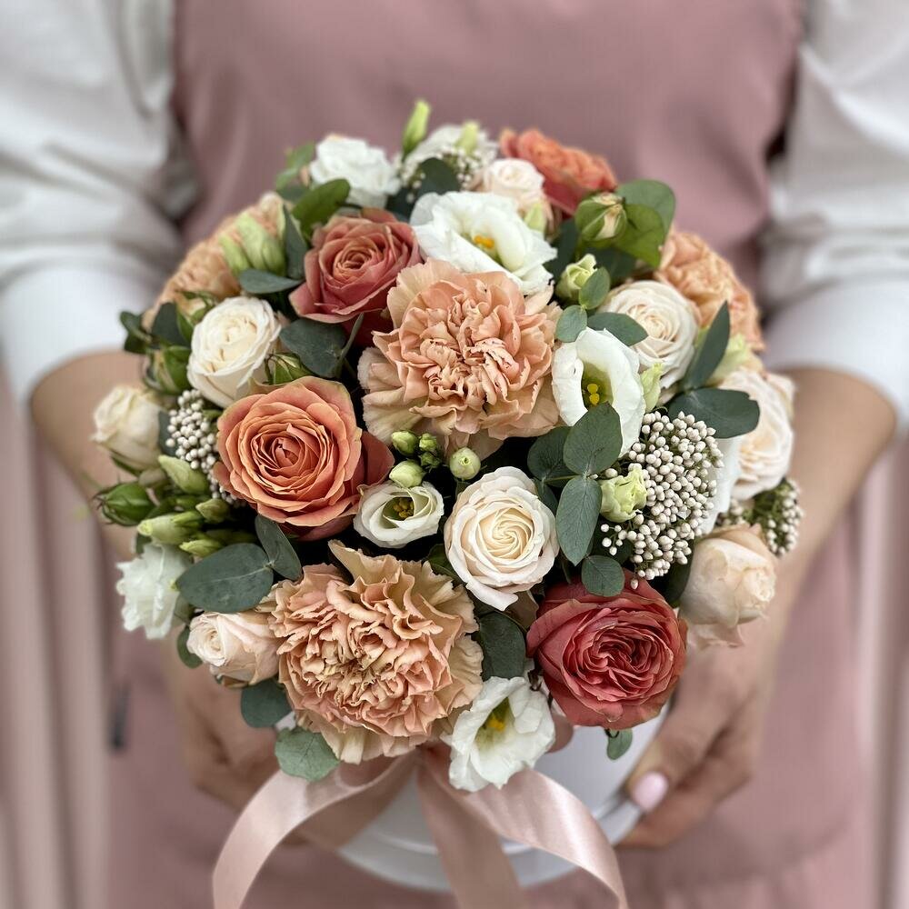 Цветы в коробке. Кустовые розы Бомбастик, коралловые пионовидные Розы, Диантусы и Эустома