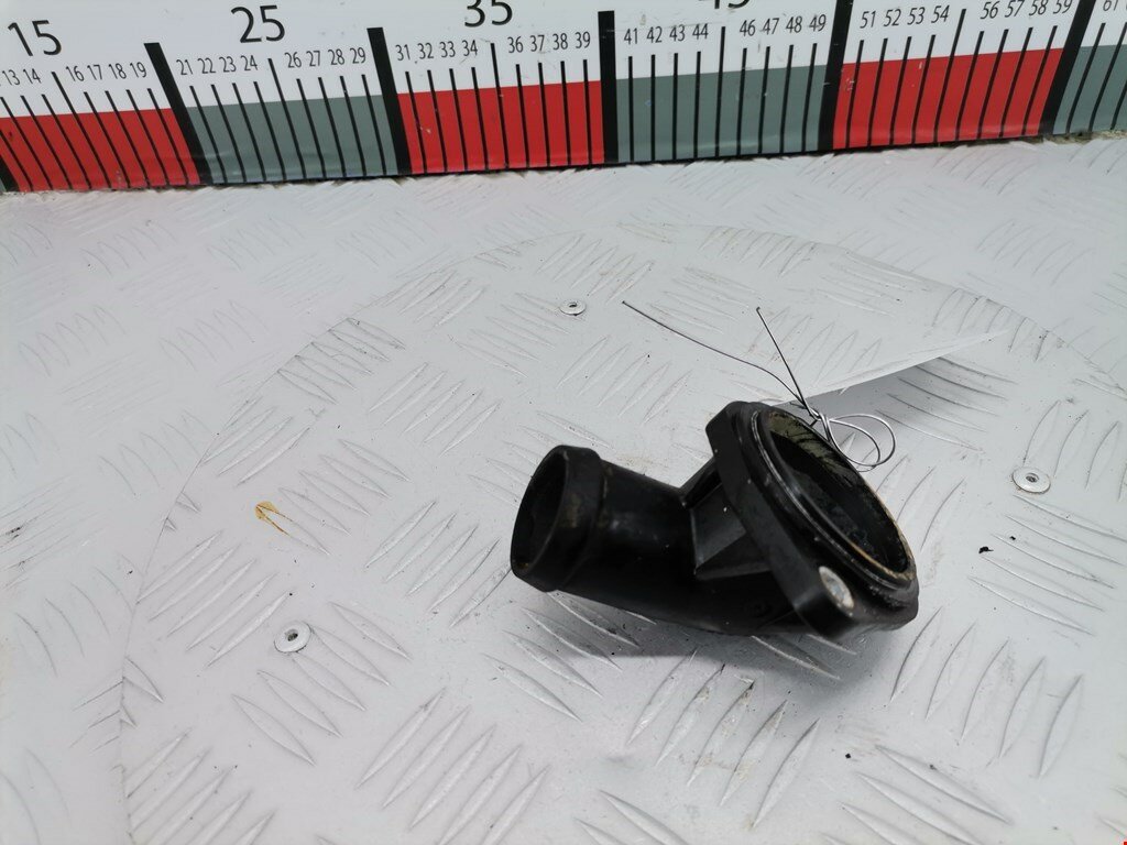 Корпус термостата Volkswagen Passat 5 030121121B арт. 1726225