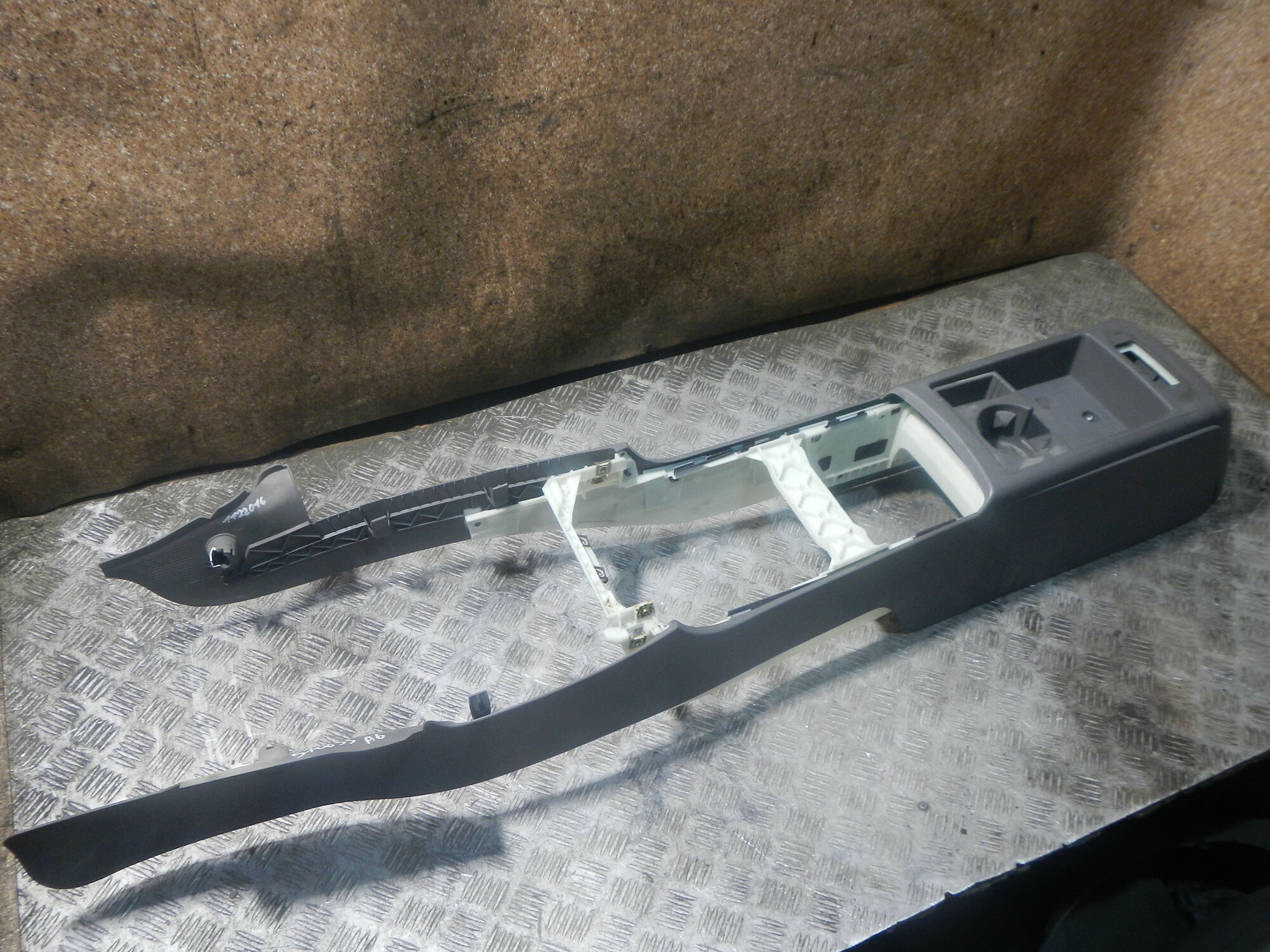 Б/У Консоль, Audi (Ауди)-A6 (C6) (05-11) AUDI A6 (C6) (05-11) Грязная, сломано крепление. 570655 VAG арт. 4F1863241B/4F0...