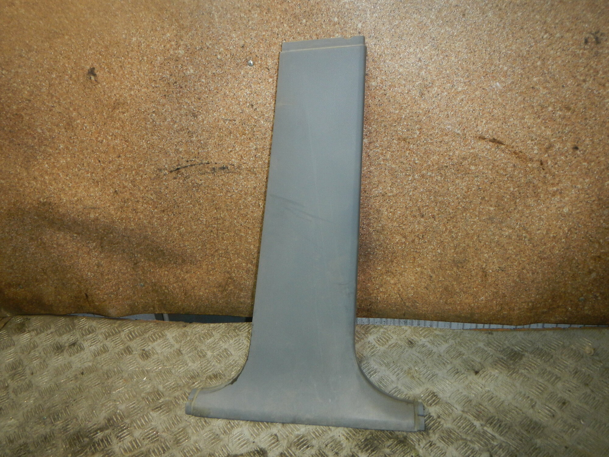 Б/У Обшивка стойки центральной правой, Ford (Форд)-C-MAX (03-11) FORD C-MAX (03-11) Нижняя. Царапины. 541035 FORD арт. 15...